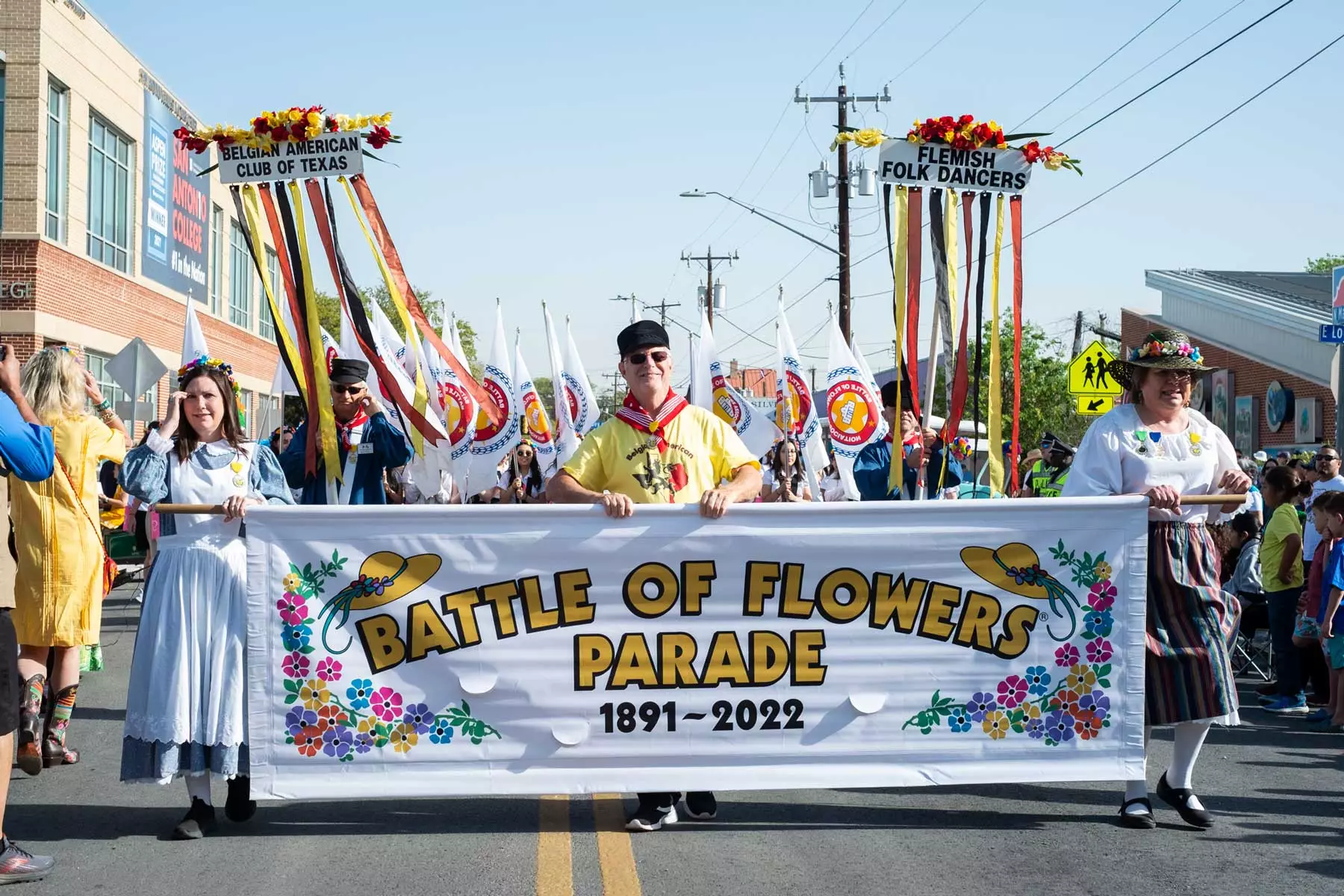 Texaseko Belgikako Amerikako Klubak Battle of Flowers Parade-ari hasiera ematen dio.