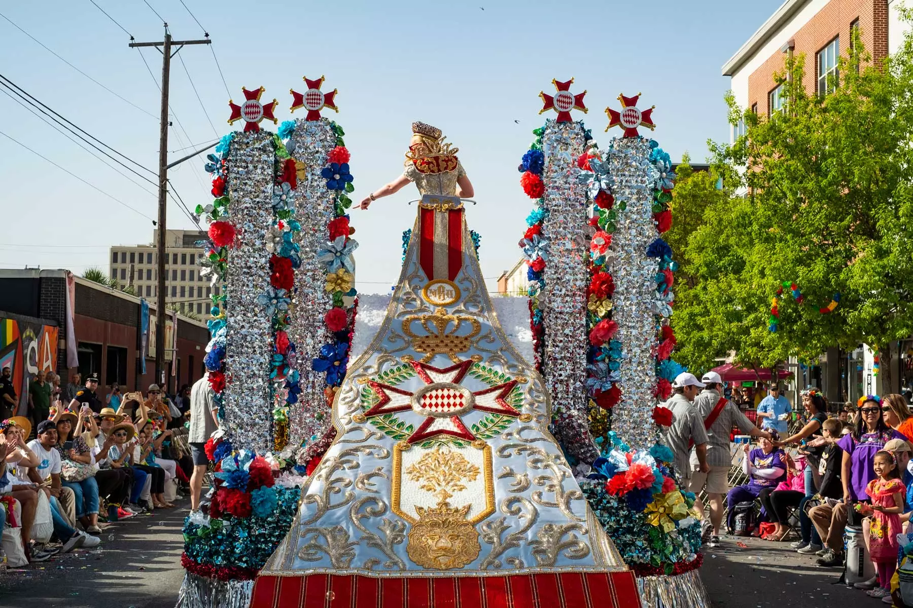 La carroza de la princesa del desfile recorre el inicio de la ruta del desfile en San Antonio, Texas