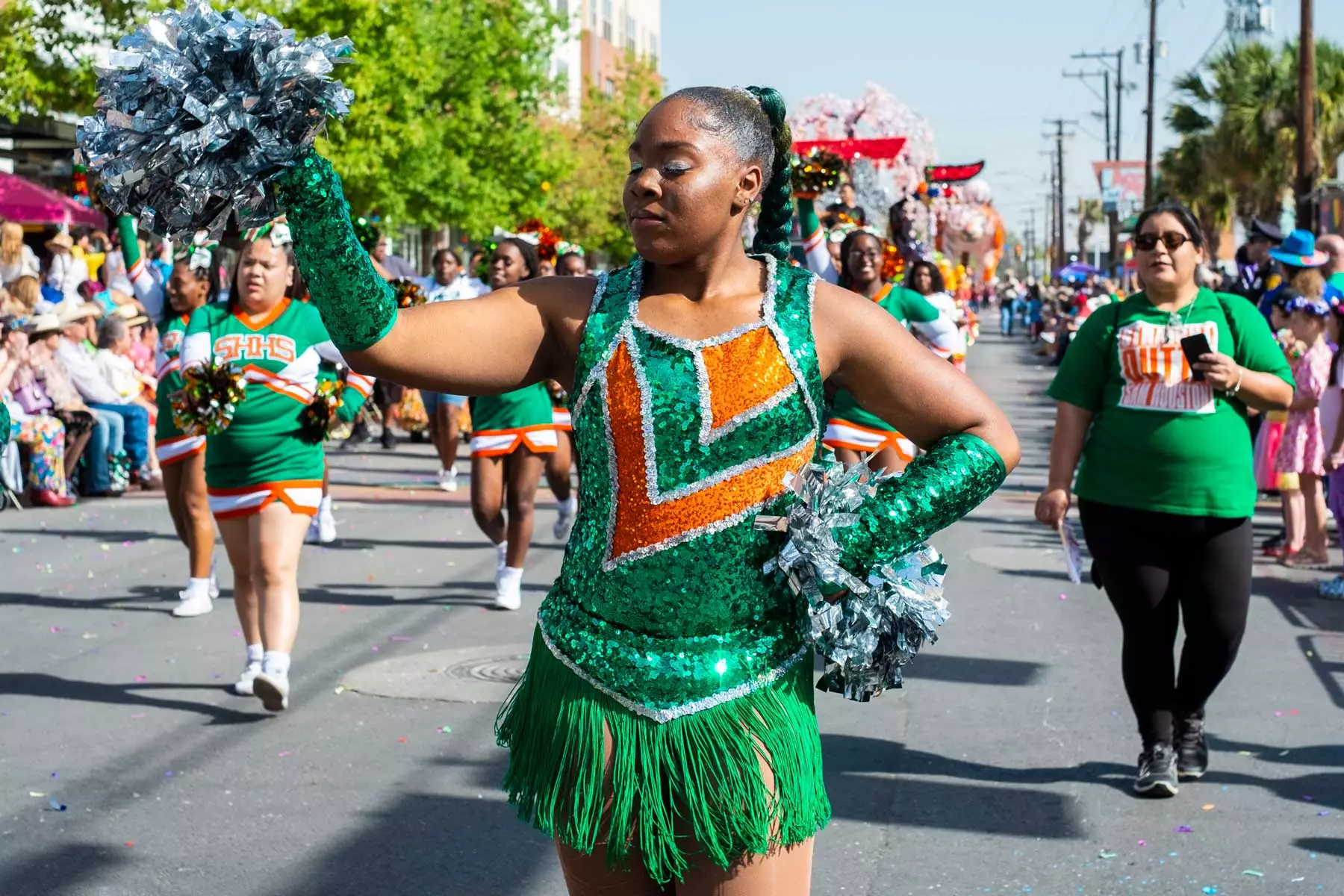 Bailarín de la Escuela Secundaria Sam Houston durante el Desfile de la Batalla de las Flores.