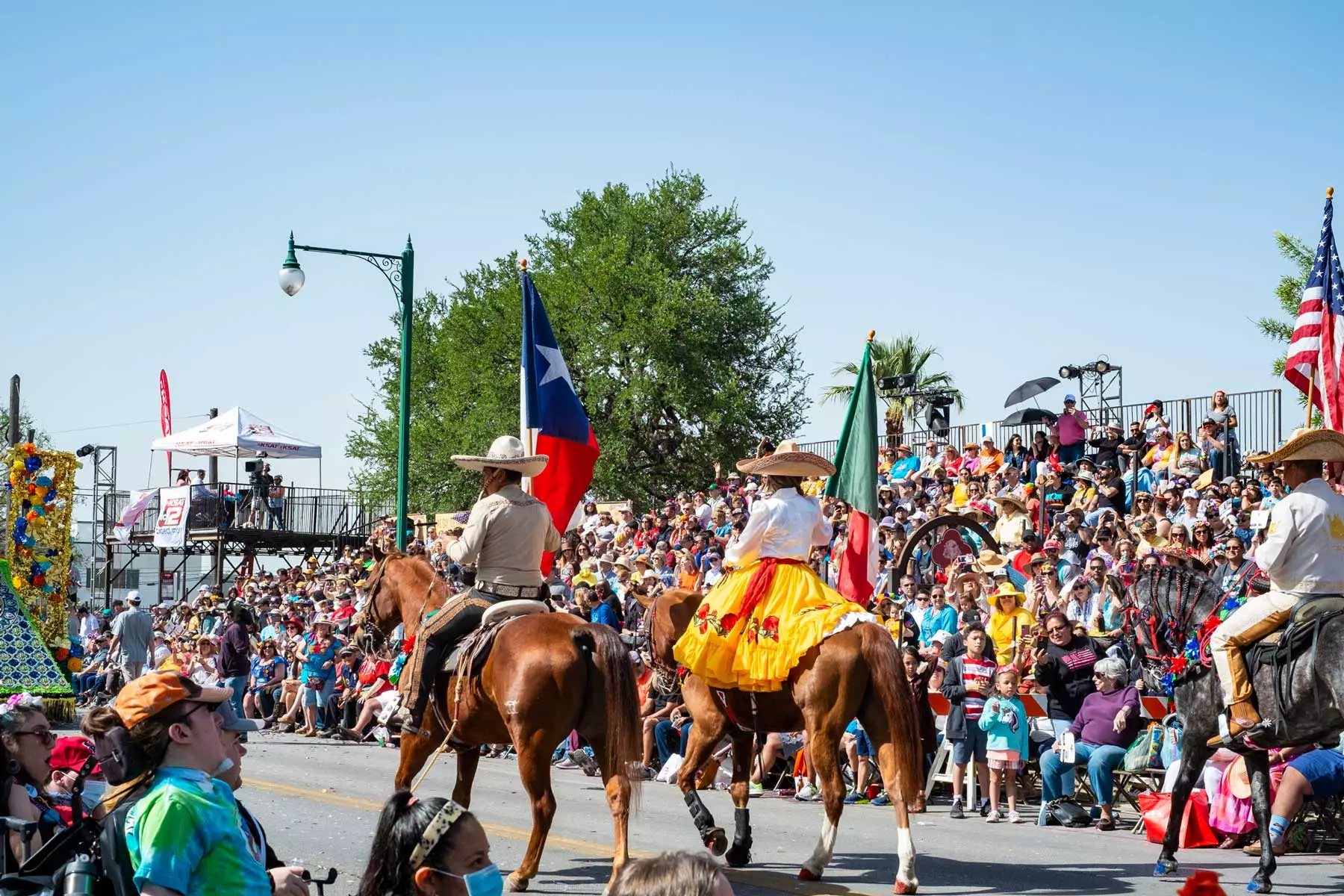 Desfile de multitud de Batalla de Flores y grupo de equitación.