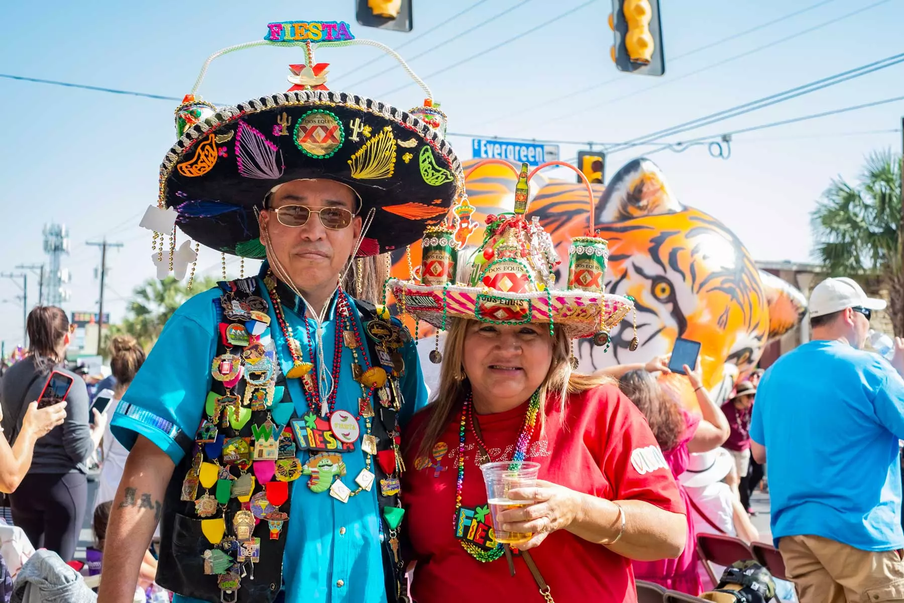 Ein Paar in Fiesta-Kleidung bei der Parade