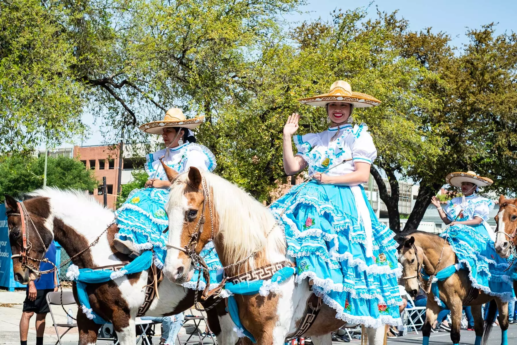 Mujeres a caballo durante el desfile.