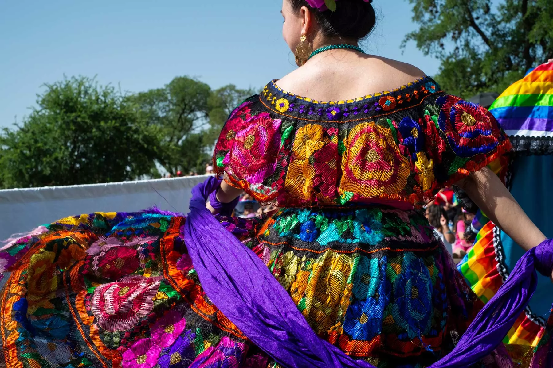 Ballet dantzari folklorikoaren soineko koloretsuaren lehen planoa.