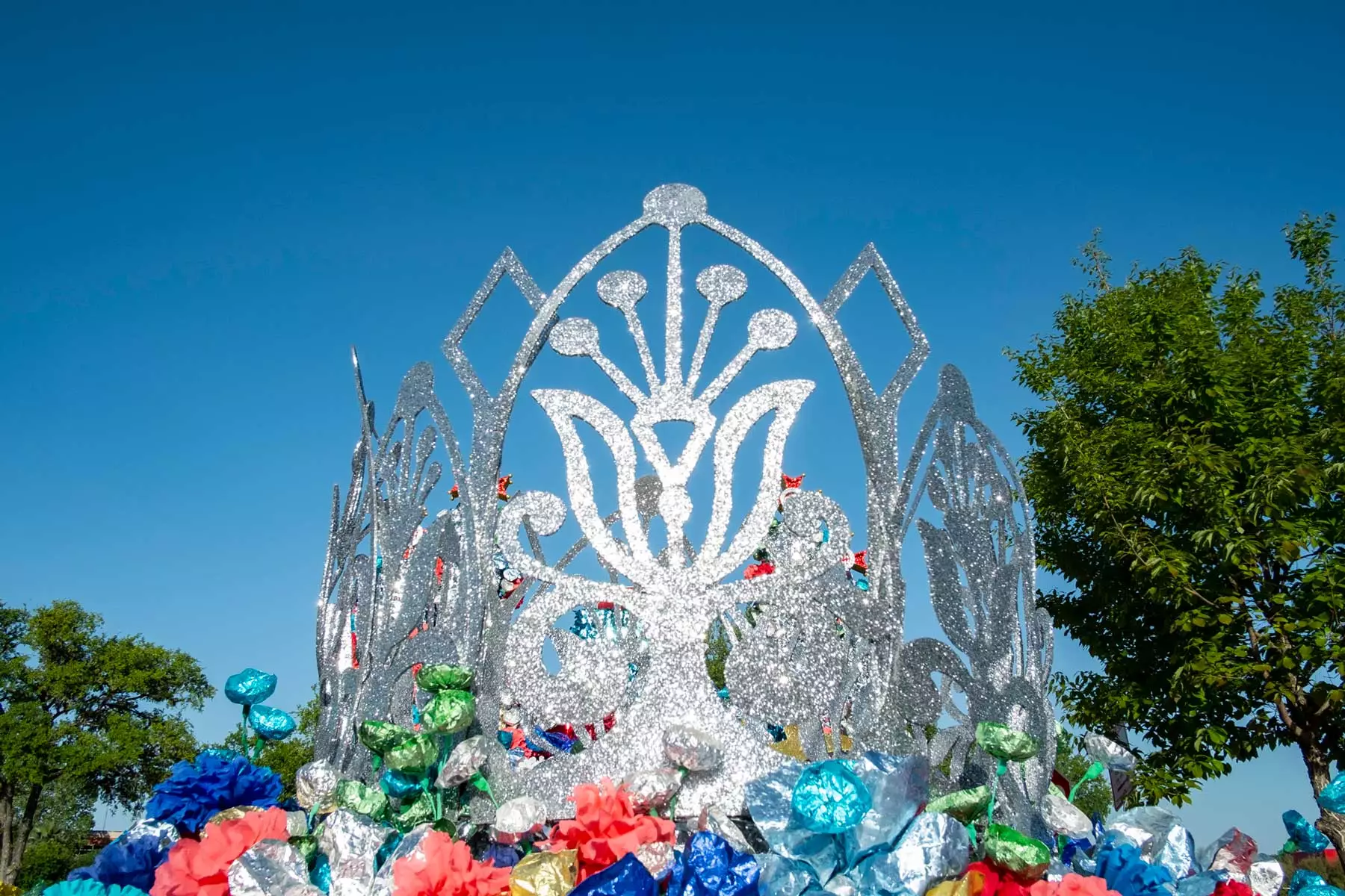 La corona de la carroza del desfile brilla bajo el sol.