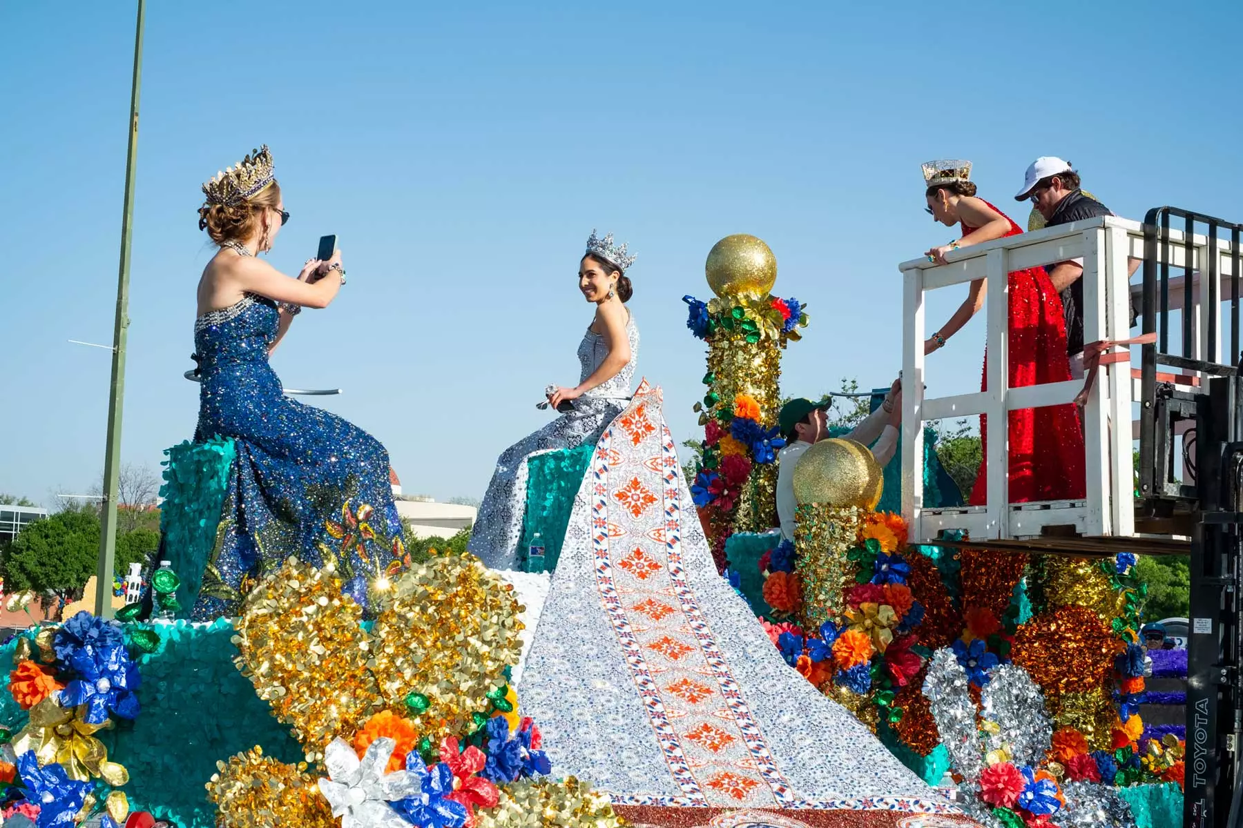 Una carroza de duquesas se prepara para que comience el desfile.