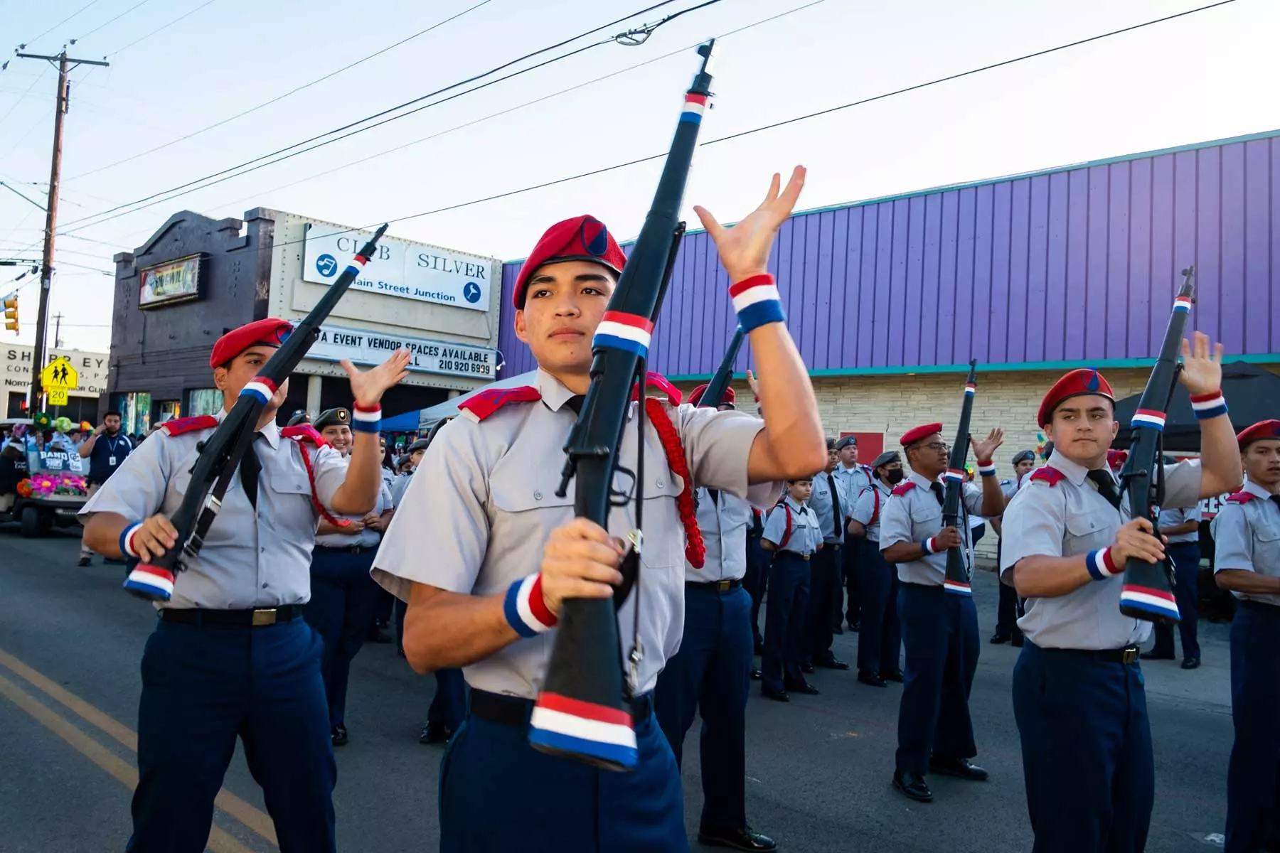 نوجوان ROTC ڪيڊٽس پريڊ لاءِ وانگارڊ حصو شروع ڪن ٿا.