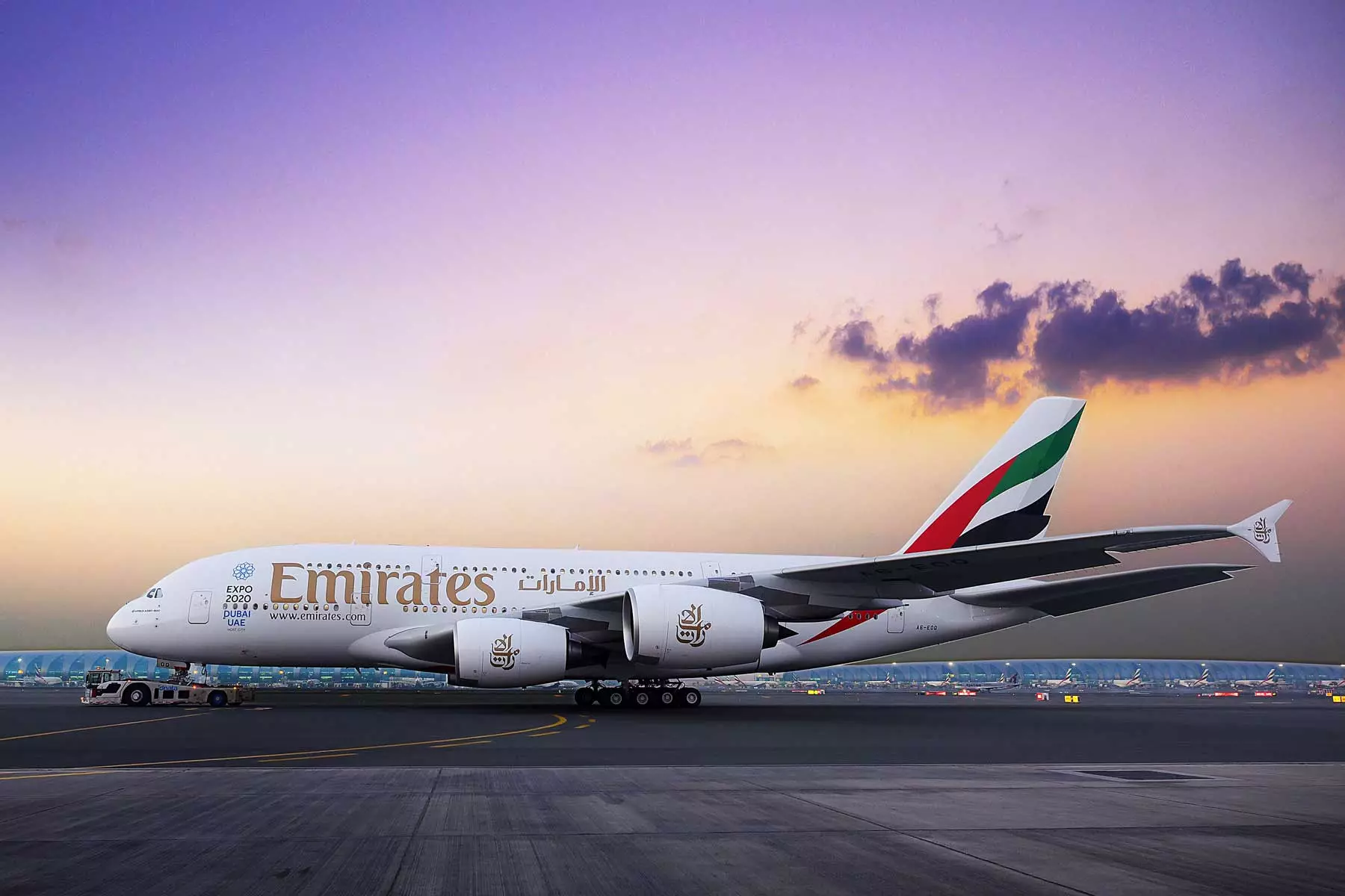 Avión de Emirates no asfalto ao amencer