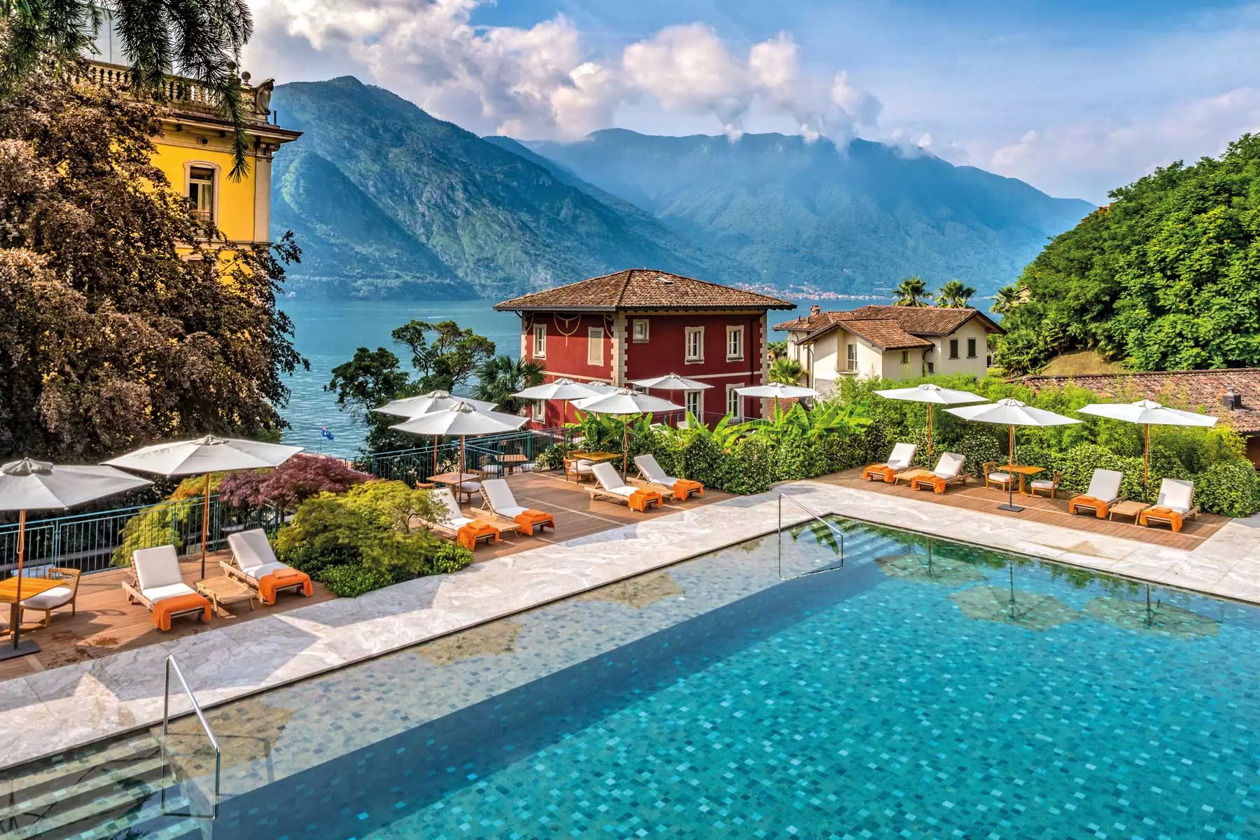 Hồ bơi nhìn ra núi tại Grand Hotel Tremezzo ở Ý