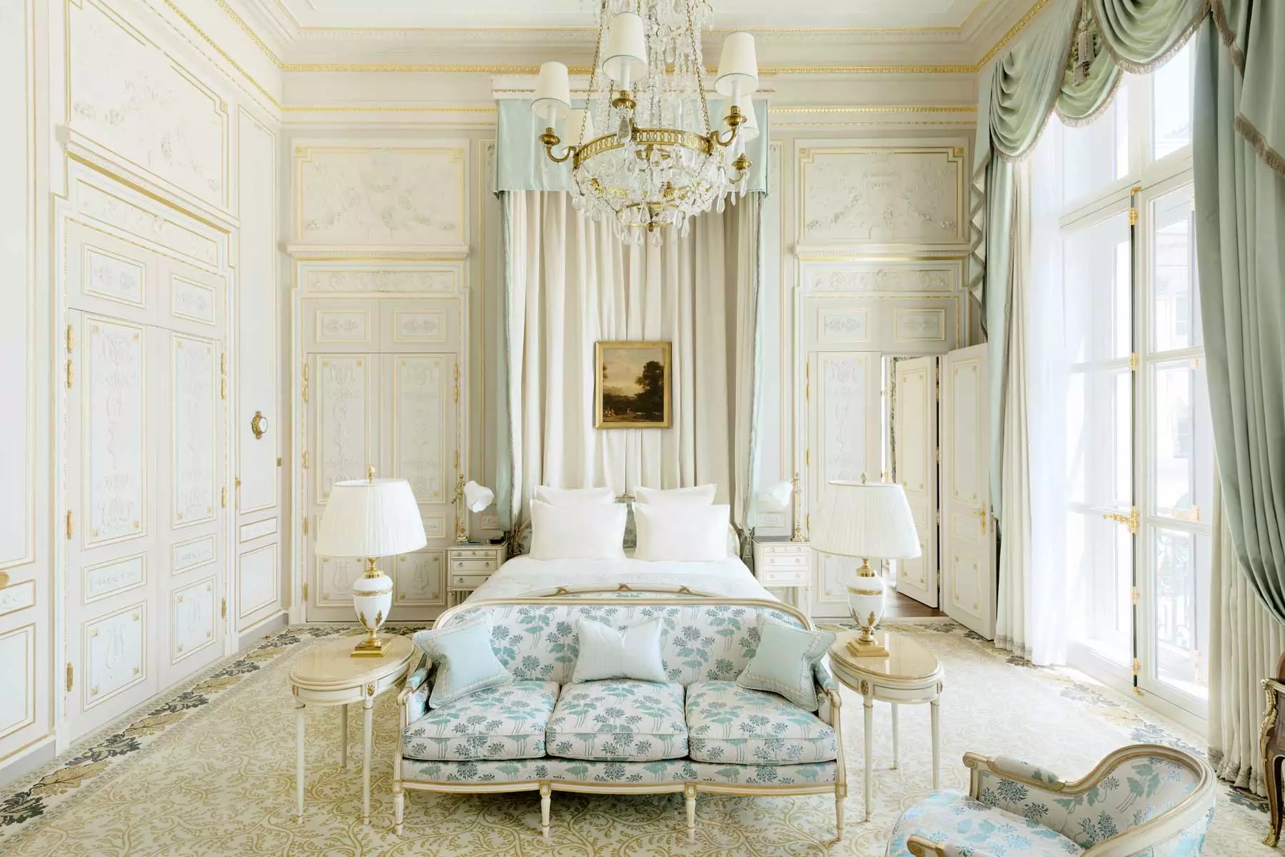 Pinakamahusay na Mga Hotel sa Paris, France (ipinapakita: isang guest room sa Ritz Paris)