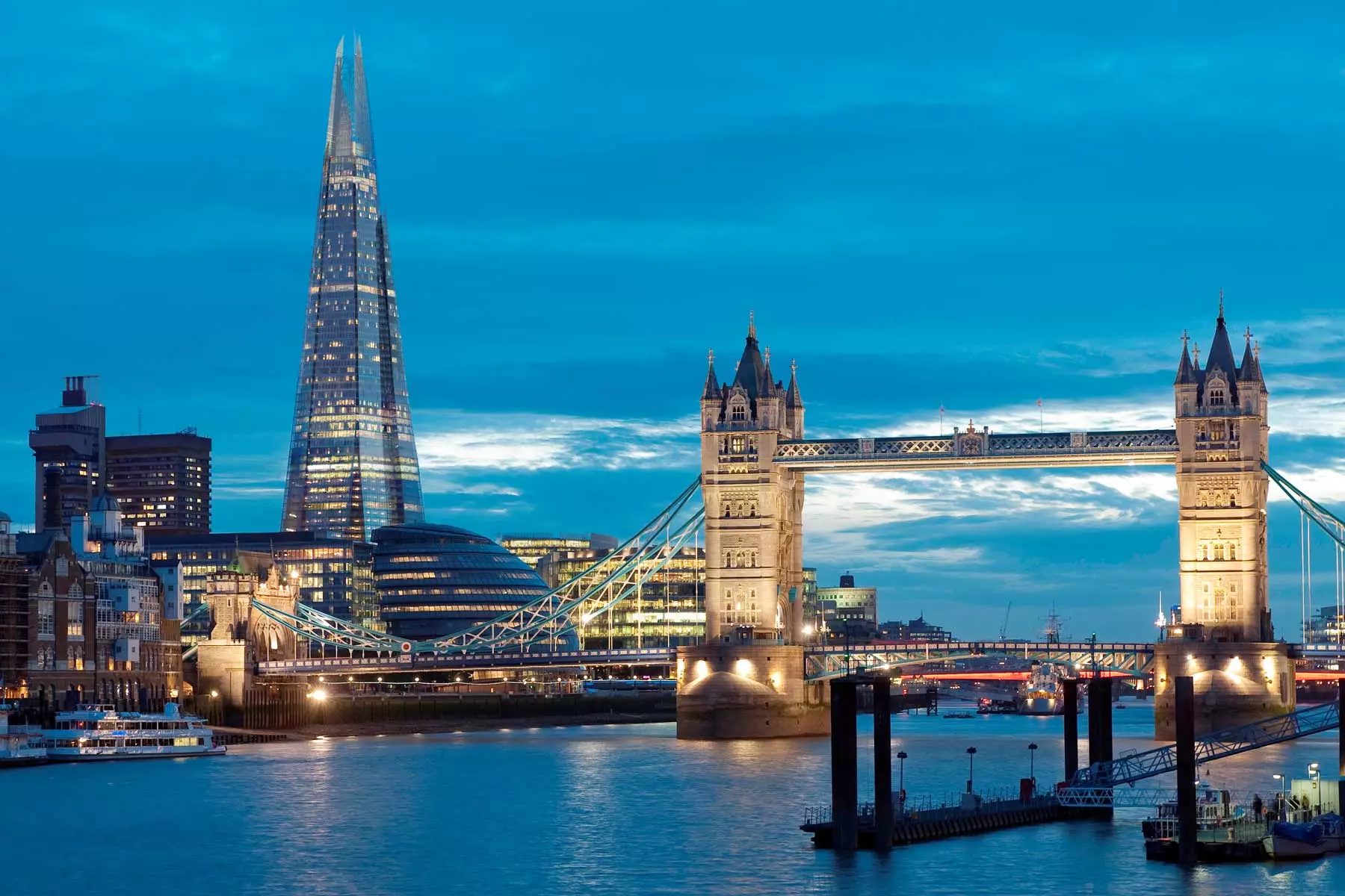 Vista notturna di Londra che mostra The Shard, sede dello Shangri-La presso l'hotel The Shard