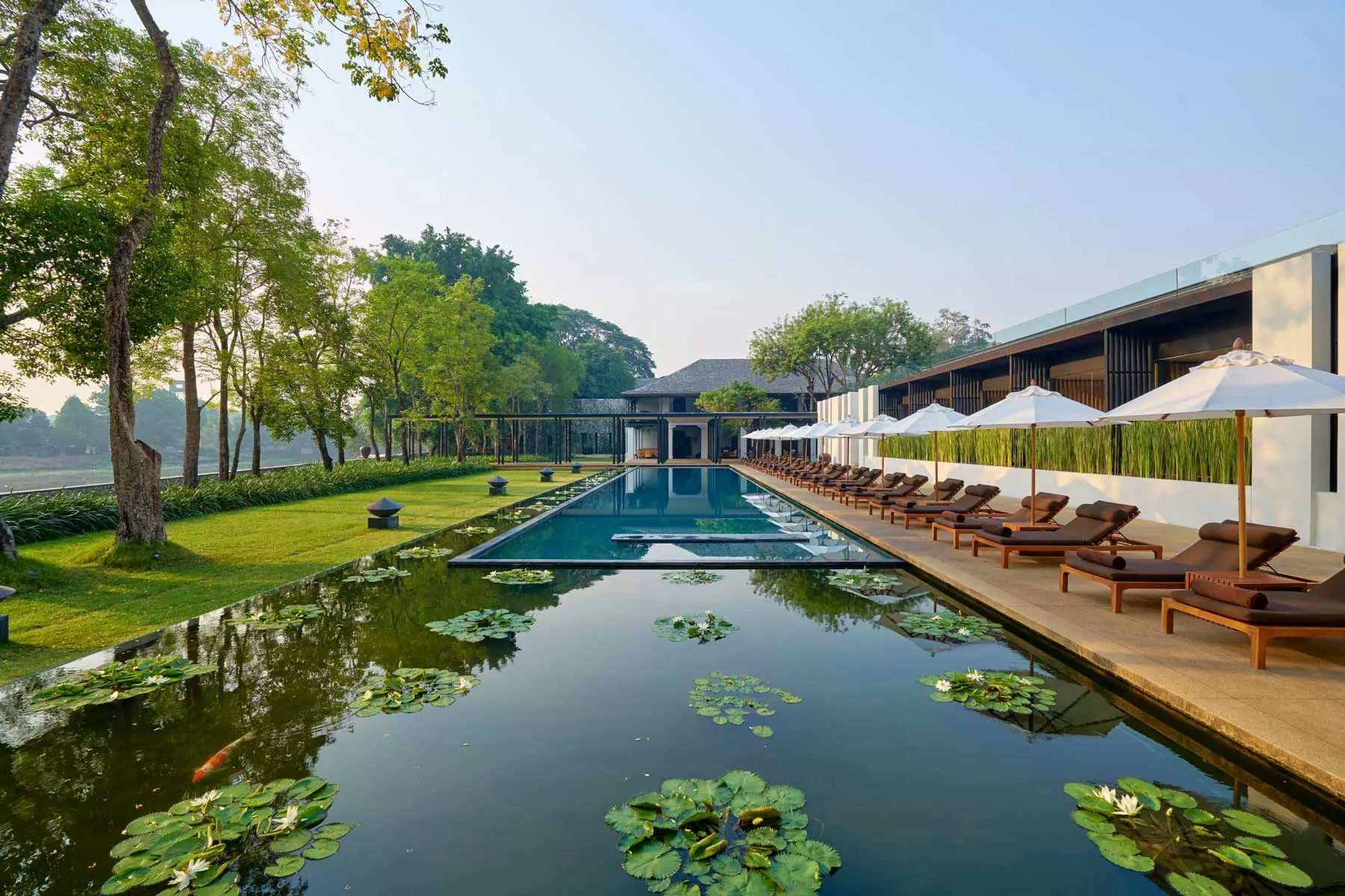 Piscina presso il resort Anantara Chiang May in Thailandia, votato come il migliore al mondo