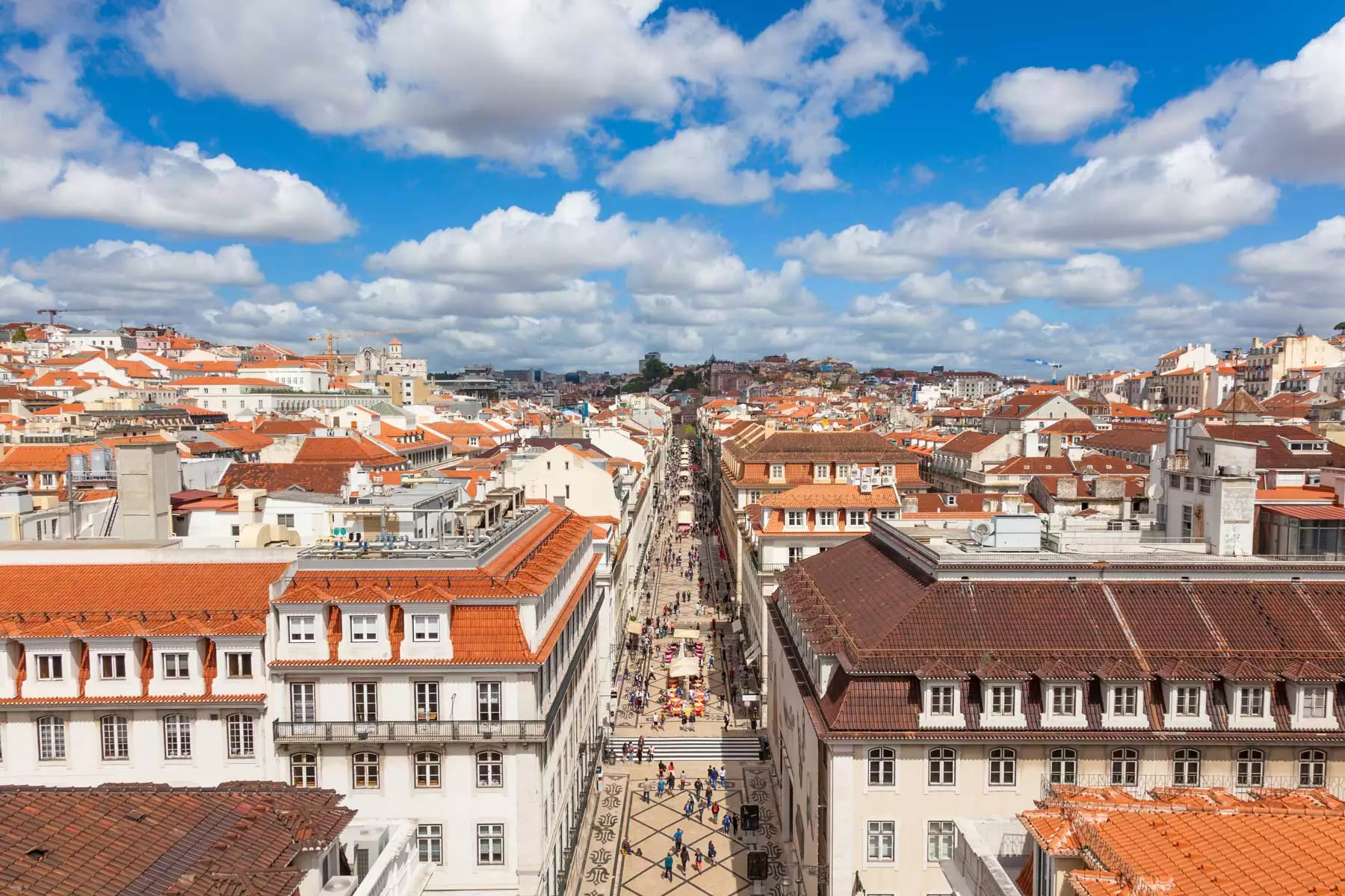 Nhìn từ trên không của Phố Augusta, gần Quảng trường Thương mại, ở Lisbon, Bồ Đào Nha