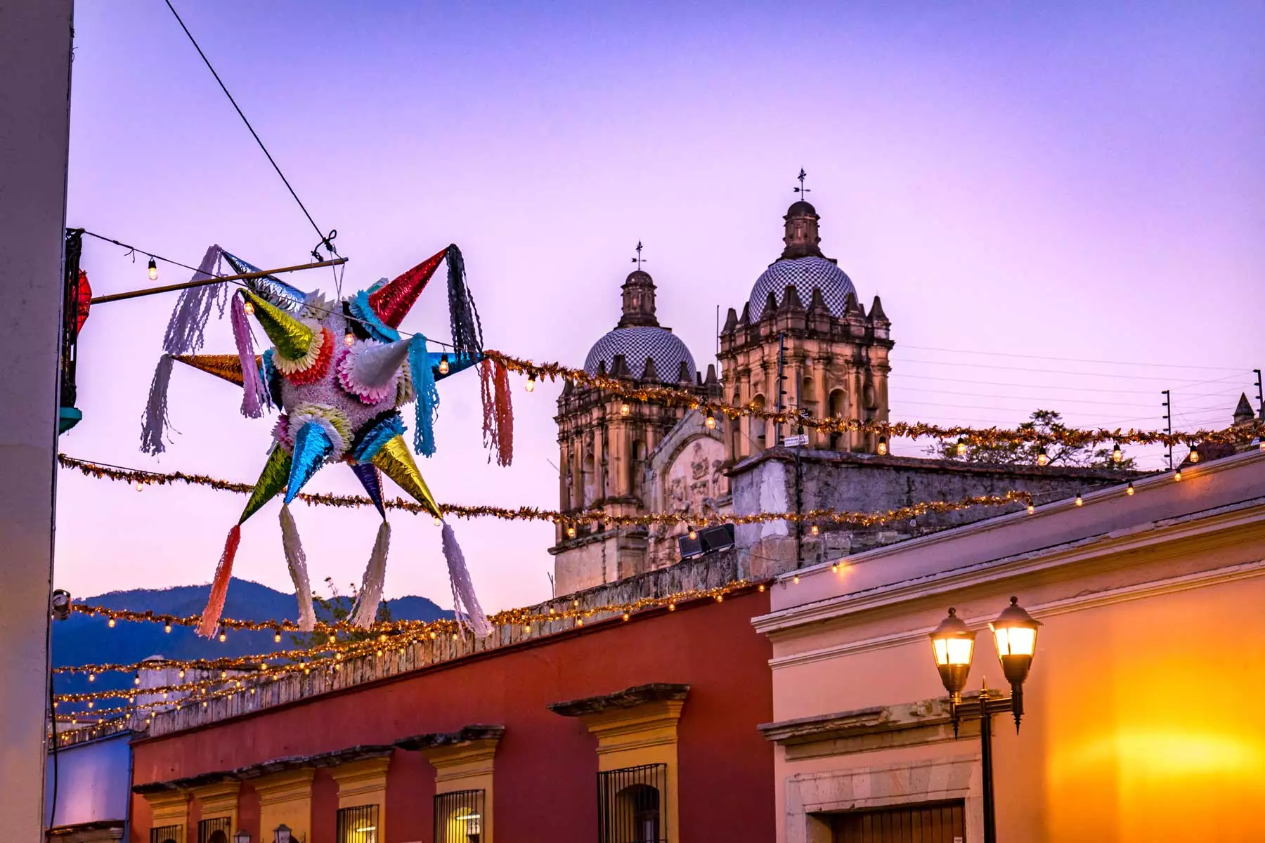 Stryd Pinata Mecsicanaidd lliwgar Santa Domingo Guzman Oaxaca Juarez Mecsico