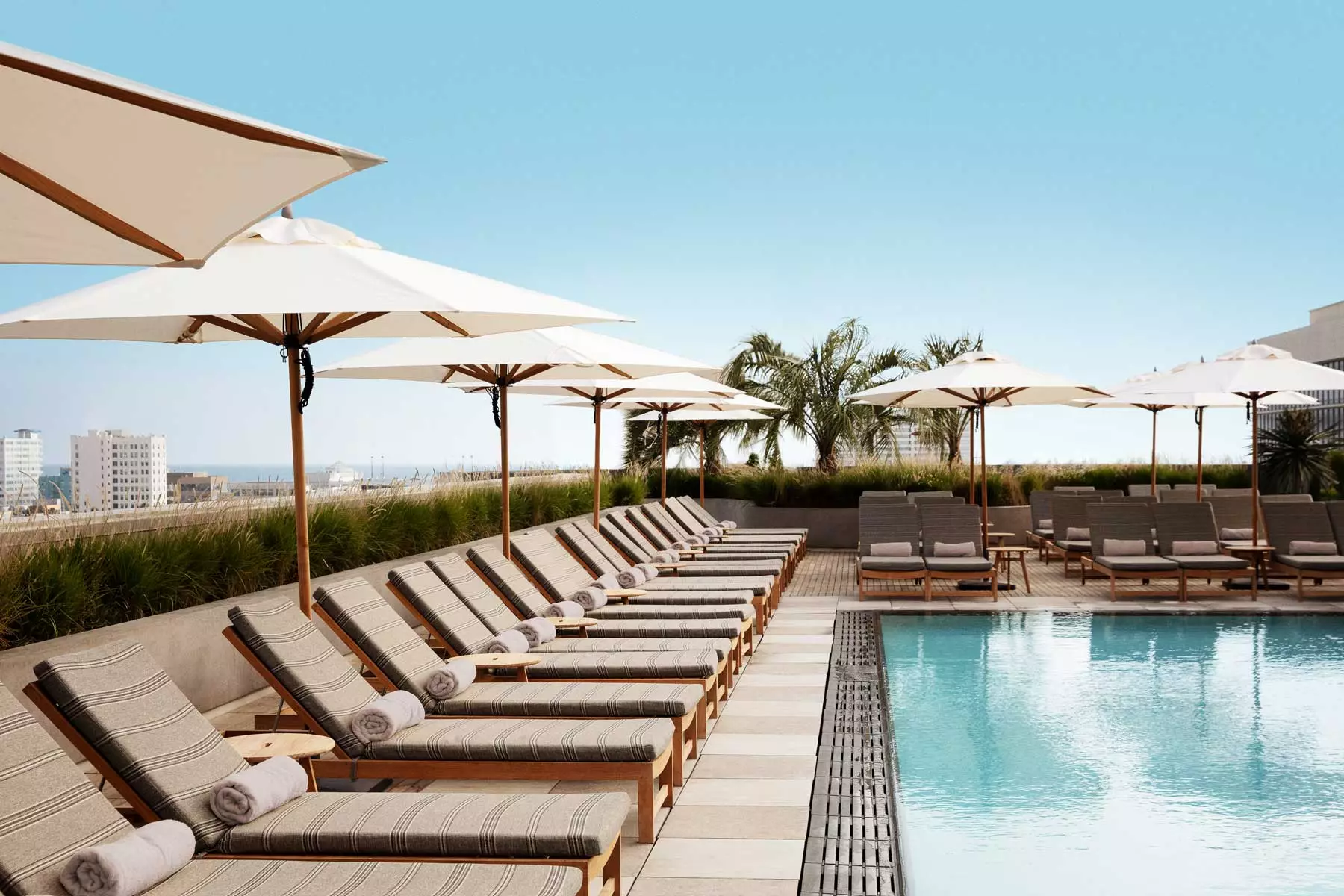 Beste Hotels in Los Angeles, Kalifornien (gezeigt: der Pool im Santa Monica Proper Hotel)