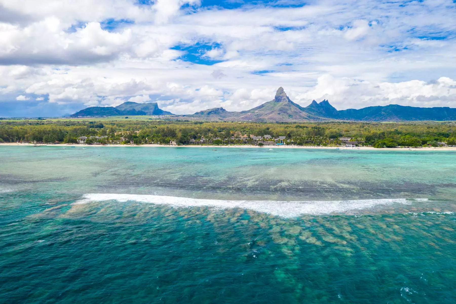 Flic en Flac-stranden och berget Piton de la Petite Riviere Noire, Mauritius