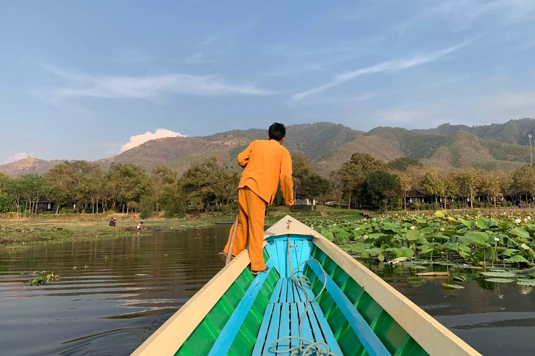 Perjalanan Artisans of Leisure dengan perahu panjang