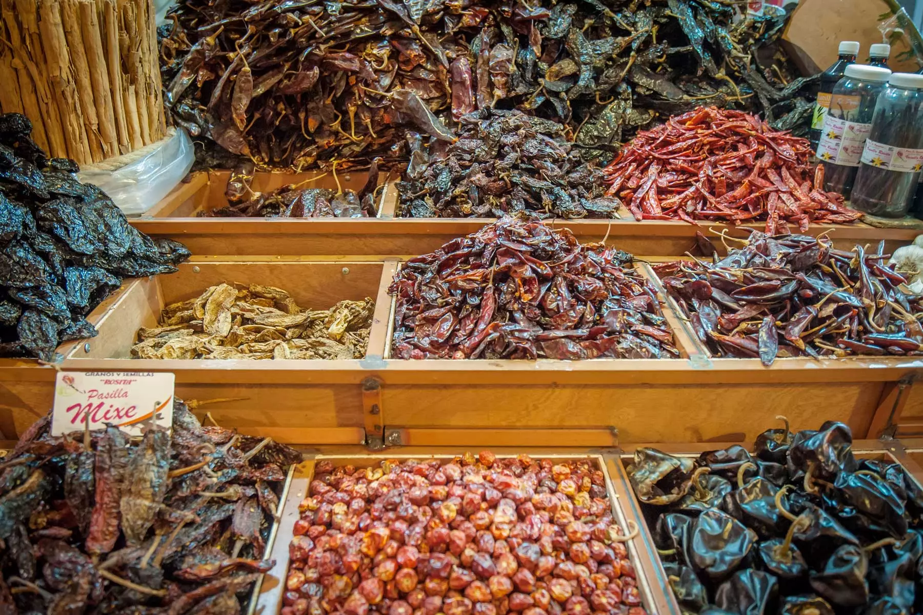 Čilis na tržnici u Oaxaci u Meksiku