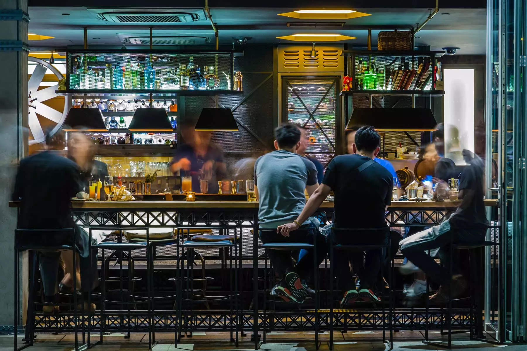 Людзі ў адкрытым бары ў Сінгапуры