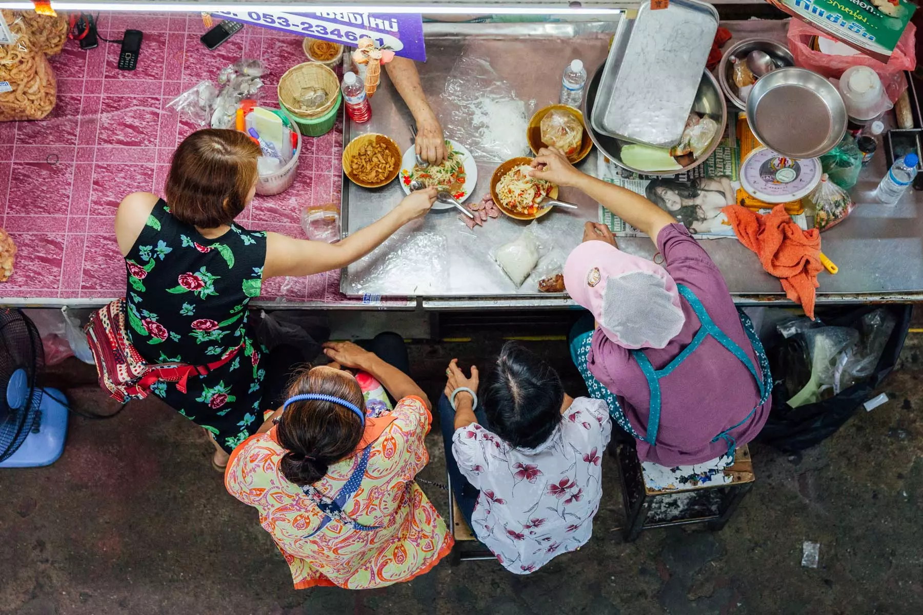 อาหารไทยที่ตลาดริมถนนในเชียงพฤษภาคม ประเทศไทย