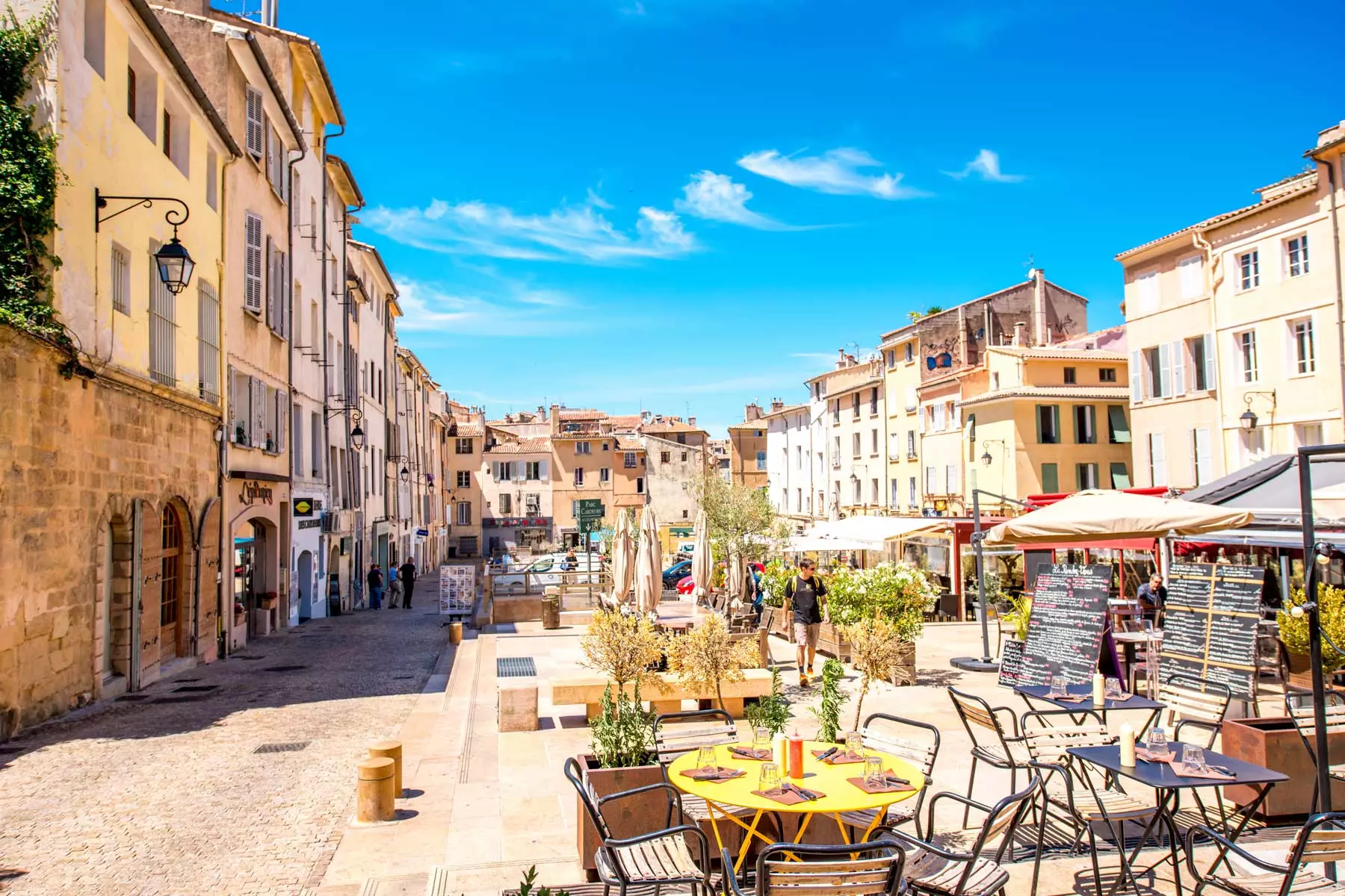 โต๊ะคาเฟ่ในเมือง Aix-en-Provence ประเทศฝรั่งเศส
