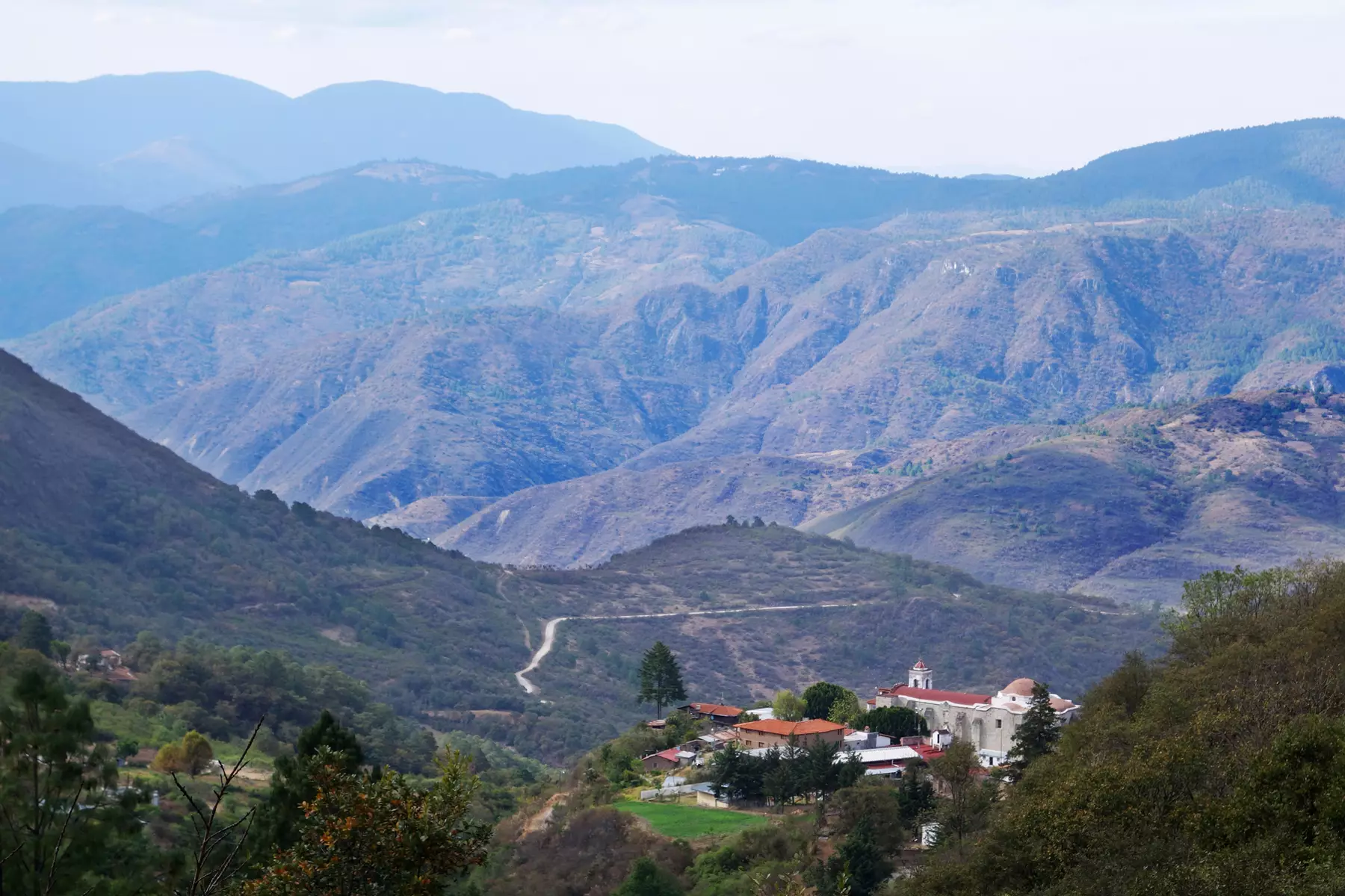 Die Sierra Norte is die bergstreek noord van Oaxaca, en binne die hooglande lê afgeleë dorpies wat wildernisontvlugtings en Zapotec-lewe bied. Hierdie dorpies staan bekend as The Pueblos Mancomunados