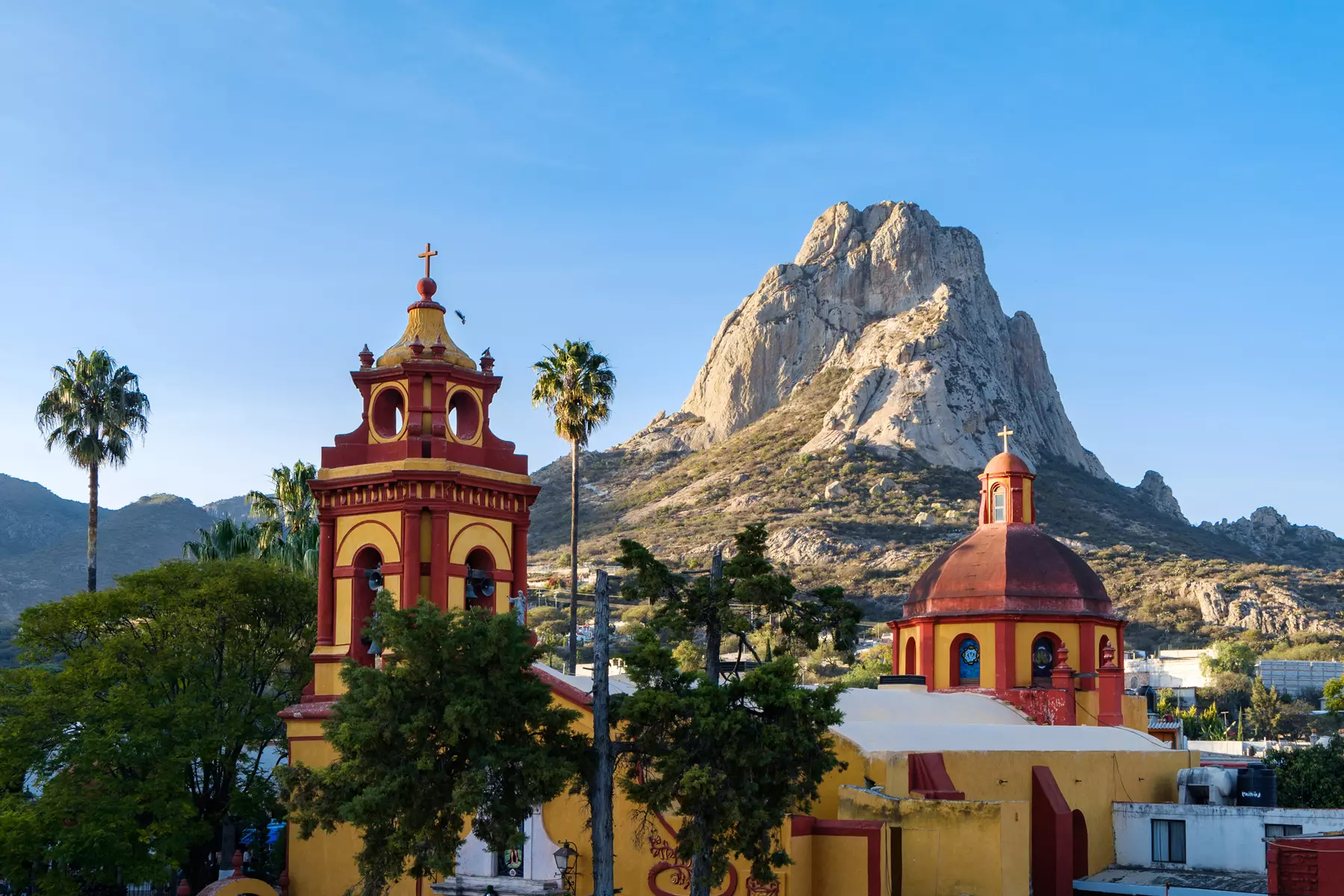 Kampung Bernal dengan Puncak Bernal, negeri Querétaro, Mexico