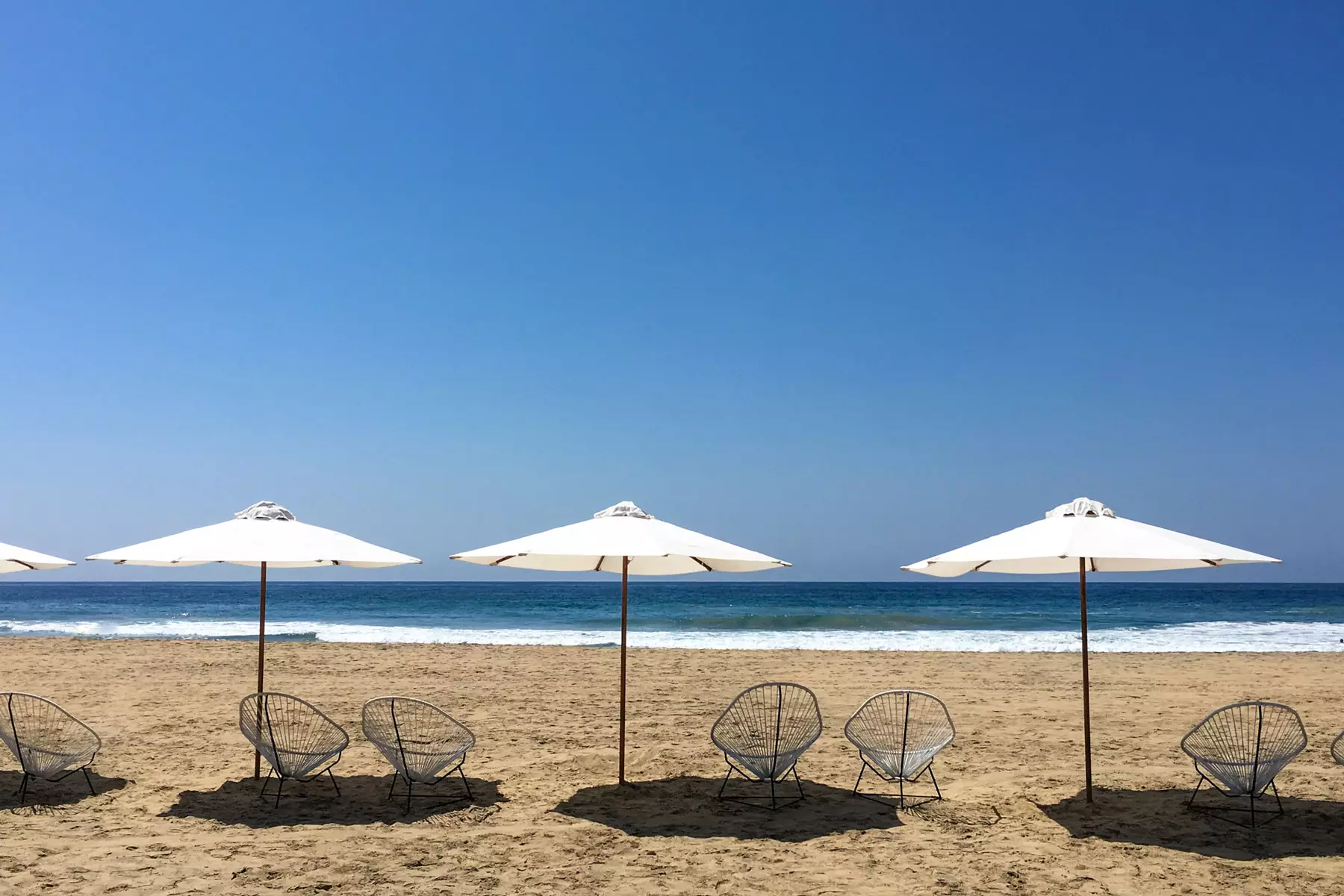 Pantai dengan Deretan Payung dengan Samudra Pasifik, Zipolite, Negara Bagian Oaxaca, Meksiko