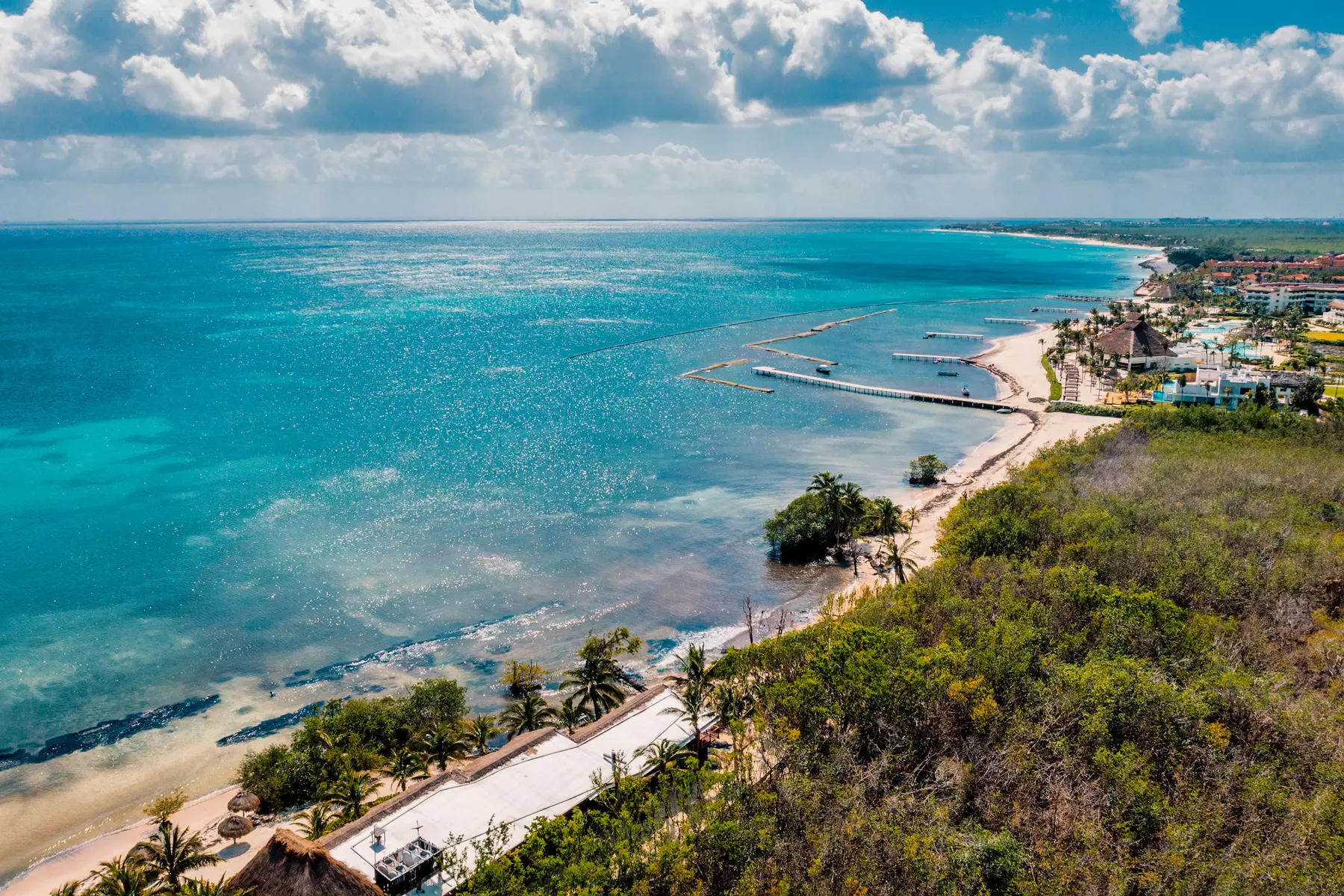 Letecký pohľad na pobrežie Playa del Carmen, jasne modré vody Mexika