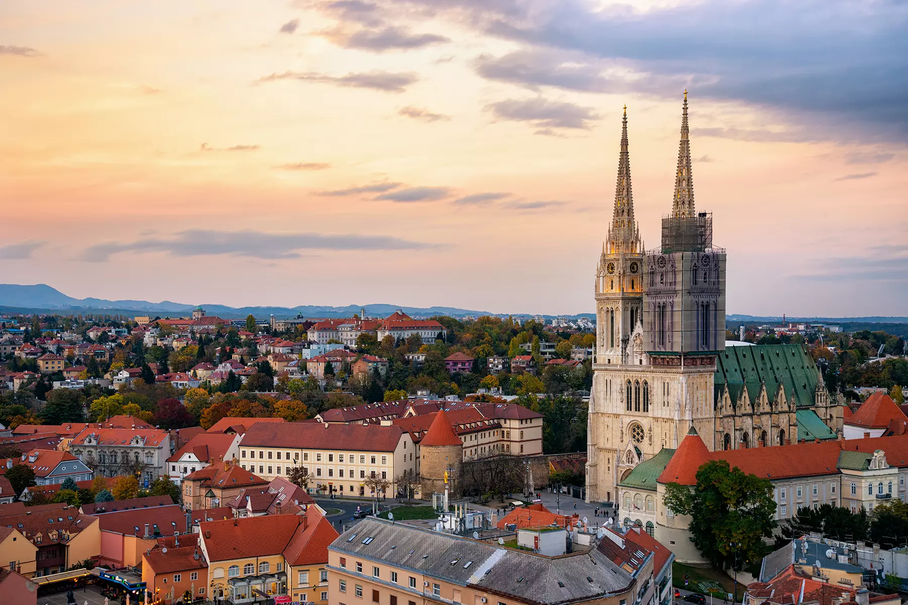 Frumoasa biserică din Zagreb cu clădirile vechi din orașul vechi printre răsăritul soarelui în Croația, Europa.