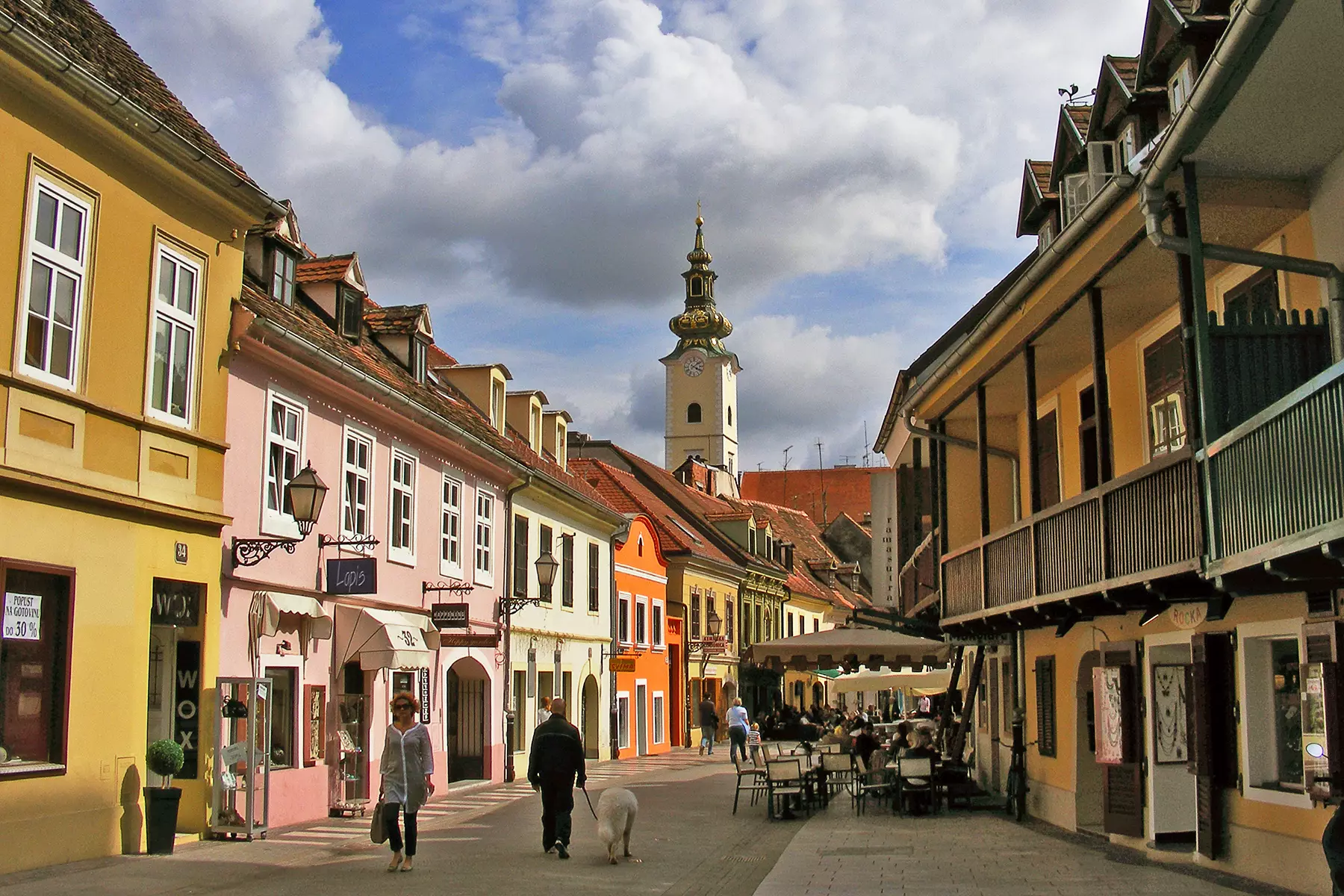 Mensen lopen op straat temidden van gebouwen in Zagreb, Kroatië