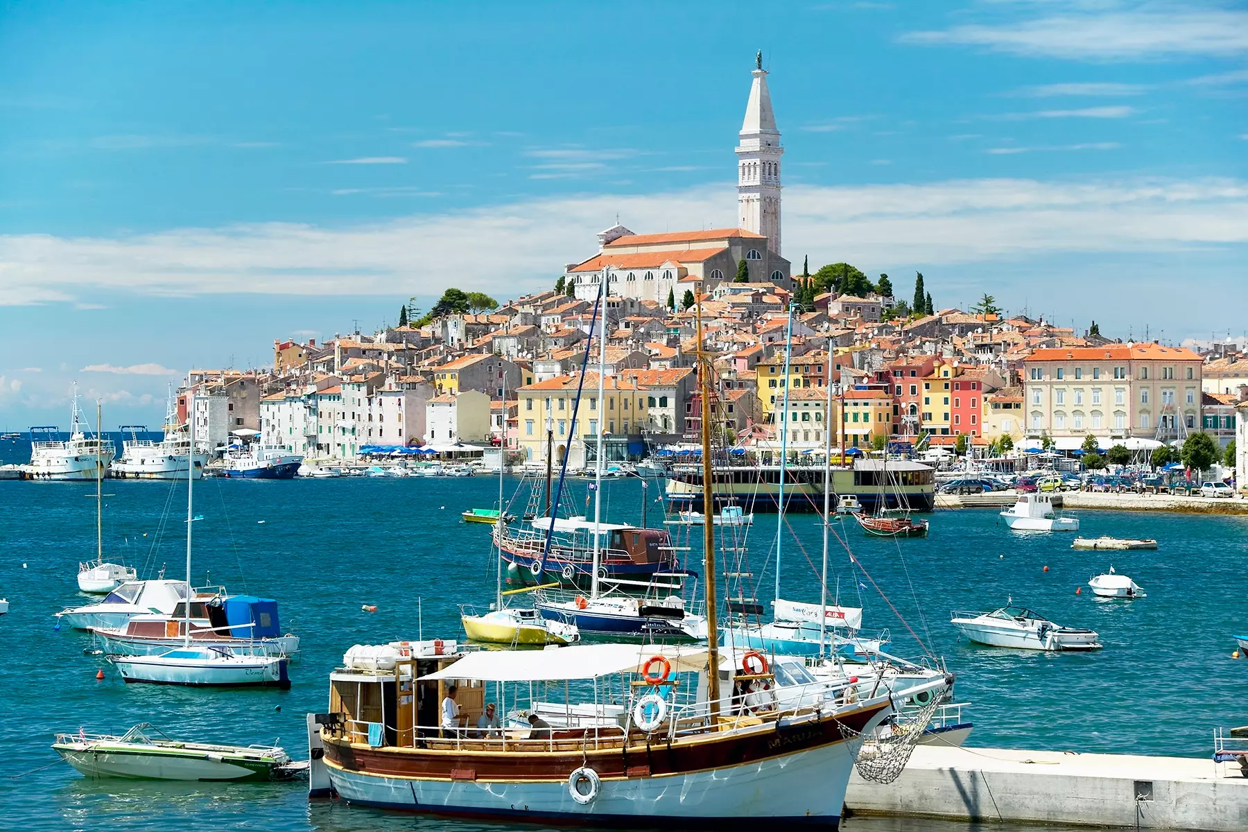 Kroatië, Istrië, Rovinj, schip op de voorgrond