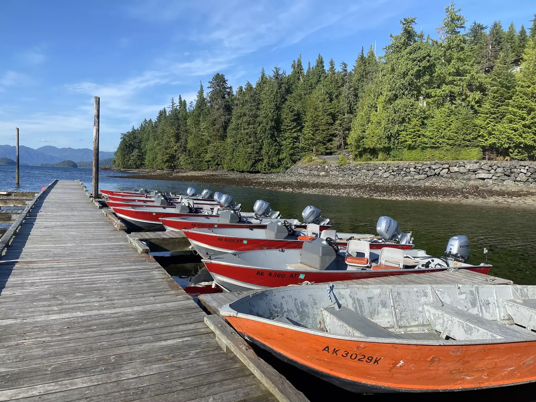 Samovodeni čolni na doku Salmon Falls v Ketchikanu na Aljaski