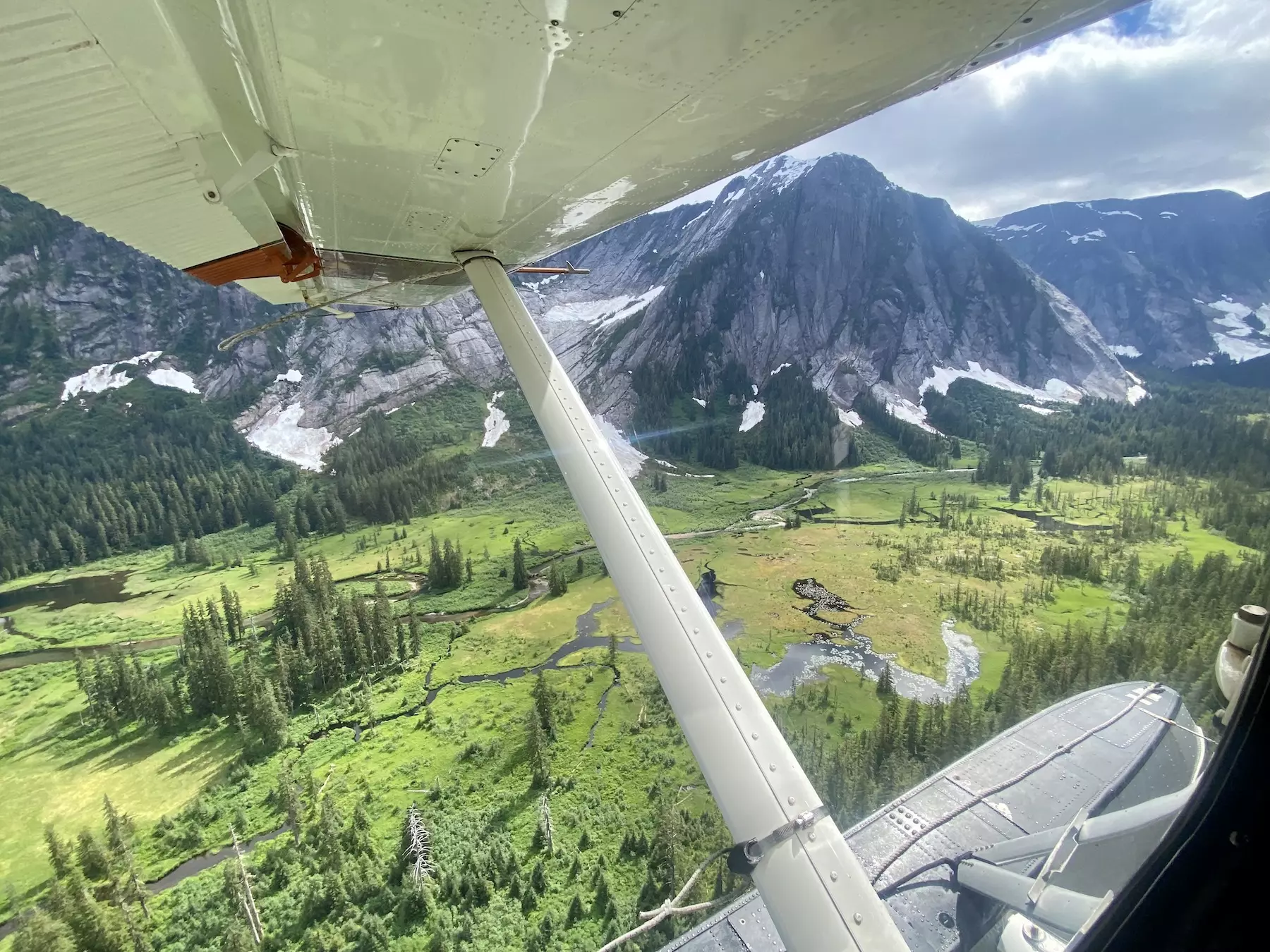 Monumentul național Misty Fjord de sus într-un hidroavion Carlin Air