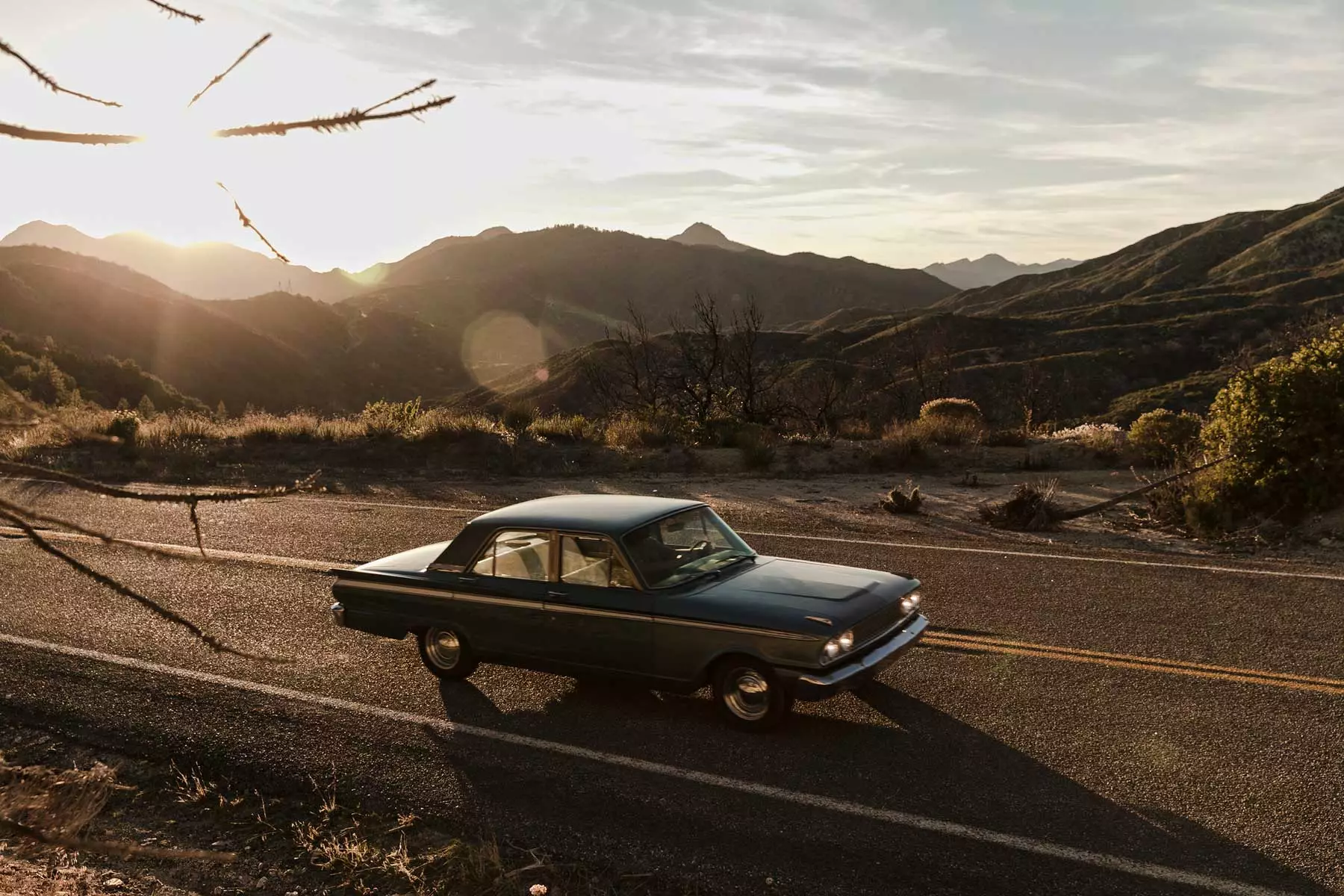 Vintagebil på roadtrip i öknen, Los Angeles, Kalifornien