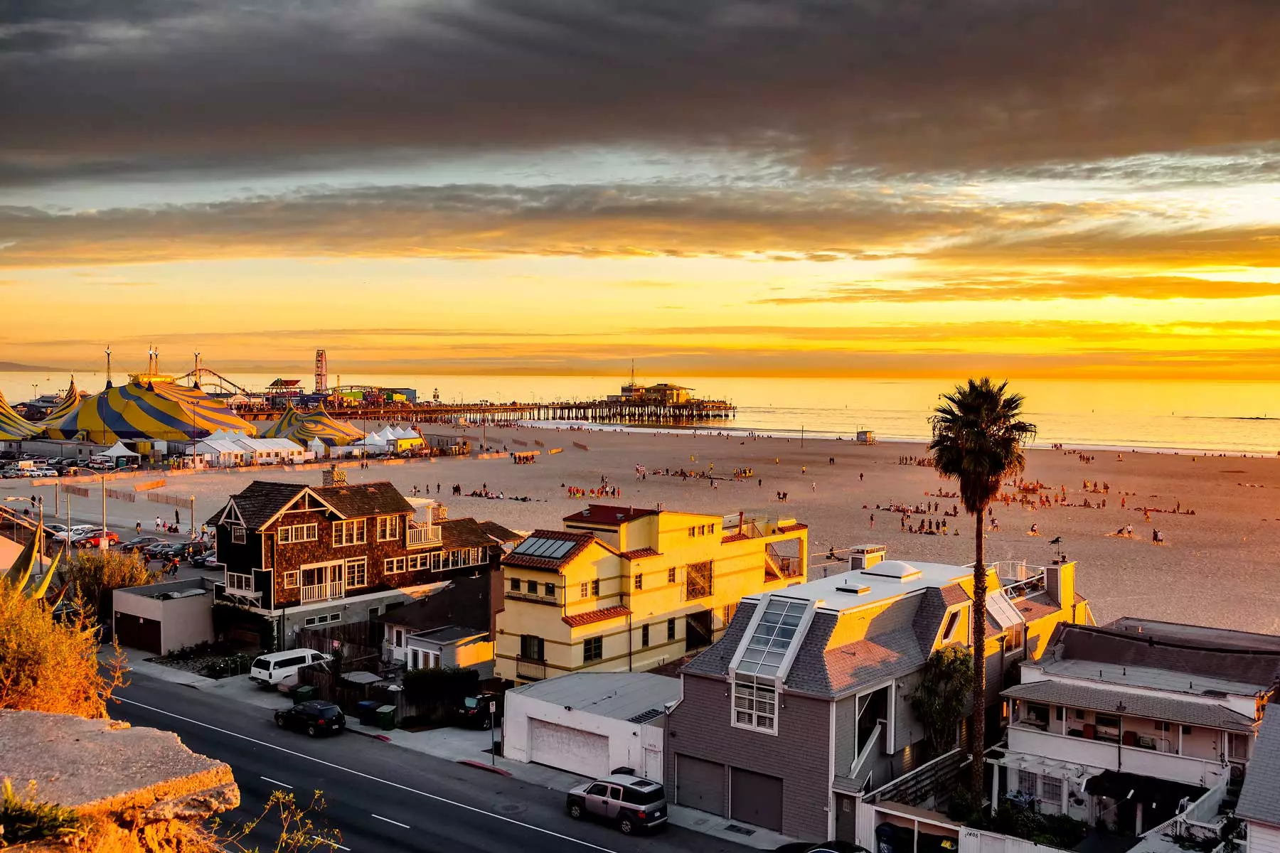 Sunset ayu ing pantai Santa Monica ing California kidul.