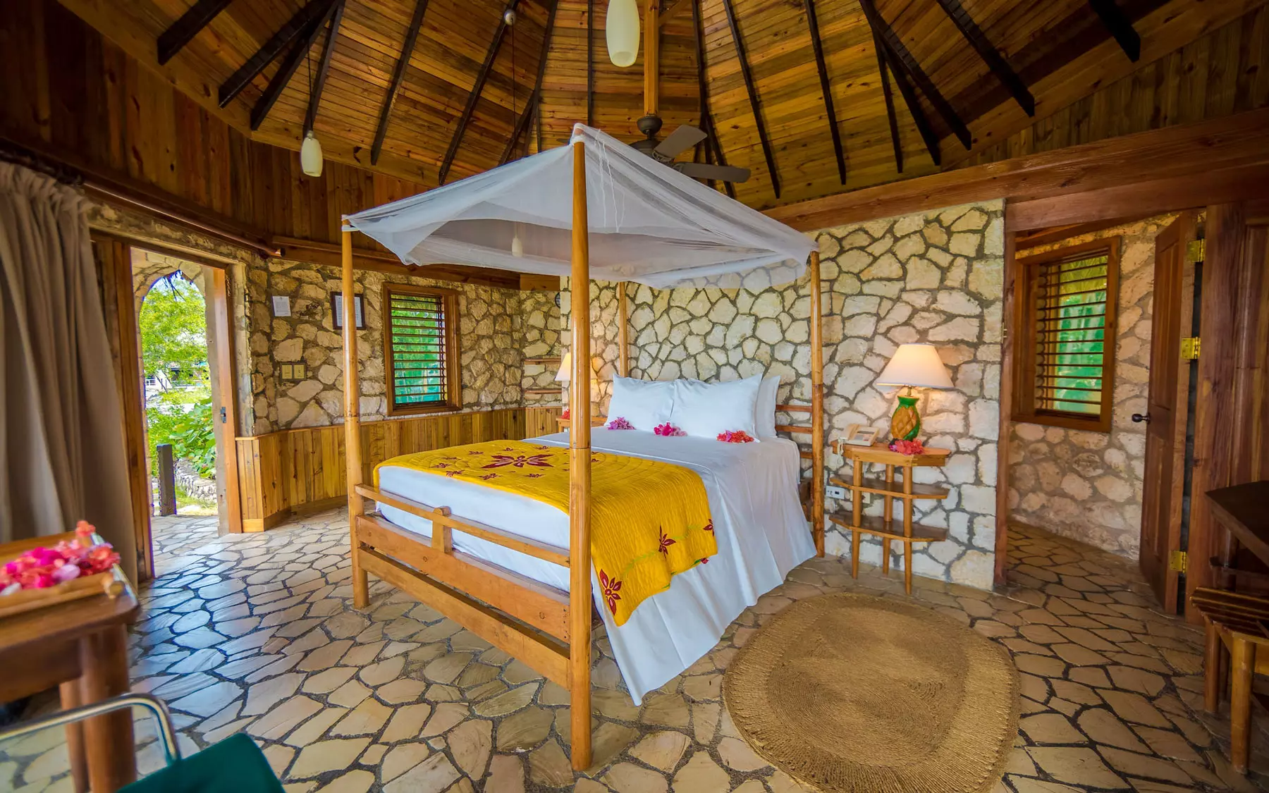 Igumbi lehhotela i-Rockhouse Resort & Spa elinombhede we-canopy