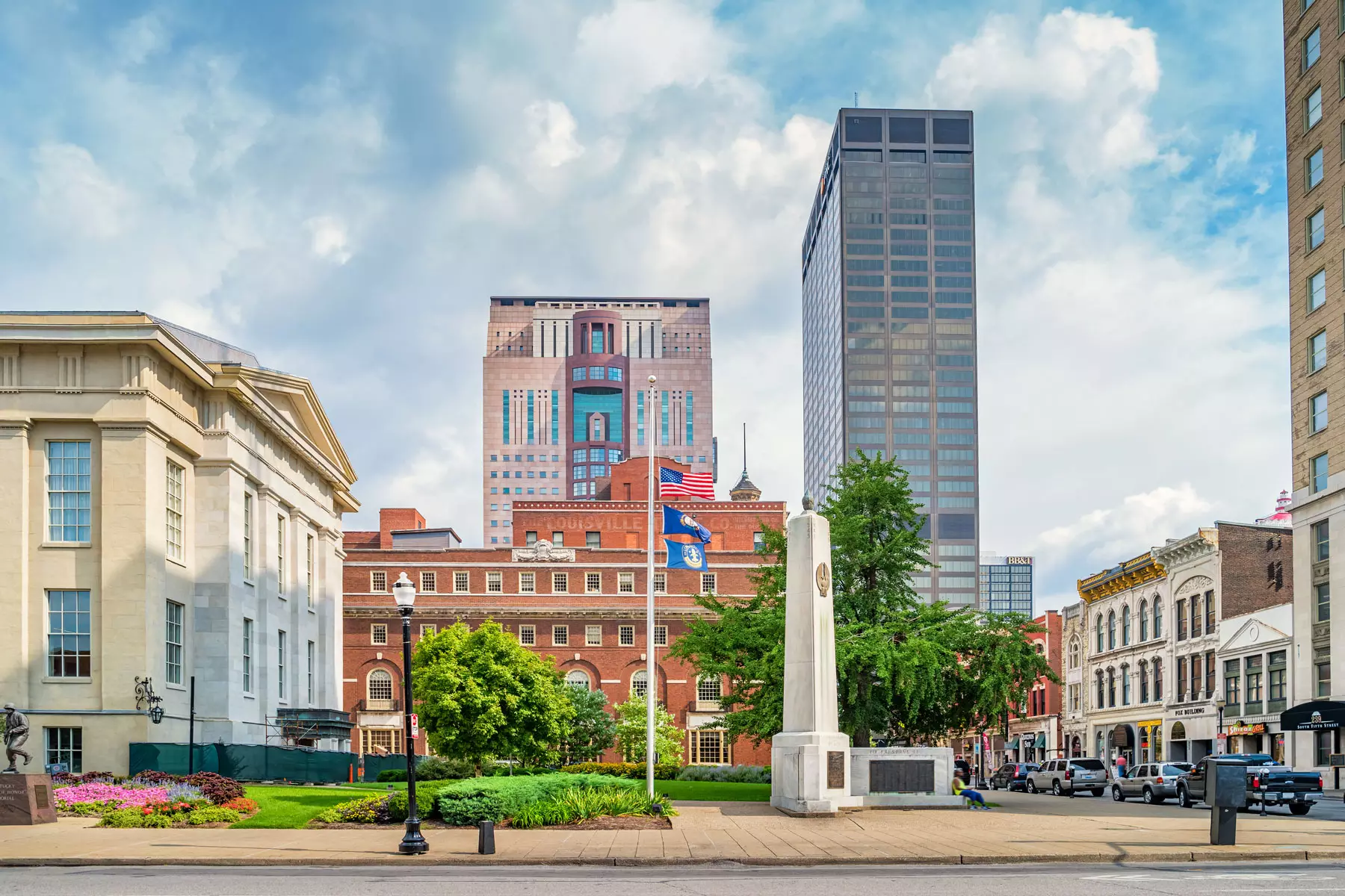 ຖະໜົນ Jefferson ແລະສະໜາມຫຼວງໃນເມືອງ Louisville, ລັດ Kentucky, ໃນມື້ທີ່ມີເມກ.