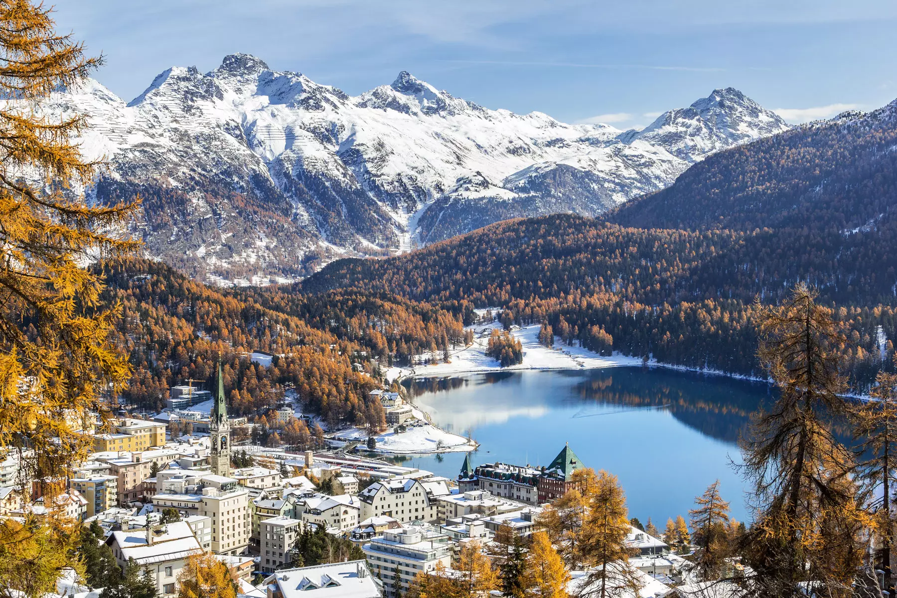 Uitsig oor St. Moritz, die bekende oordstreek vir wintersport, vanaf die hoë heuwel met die eerste nuwe sneeu