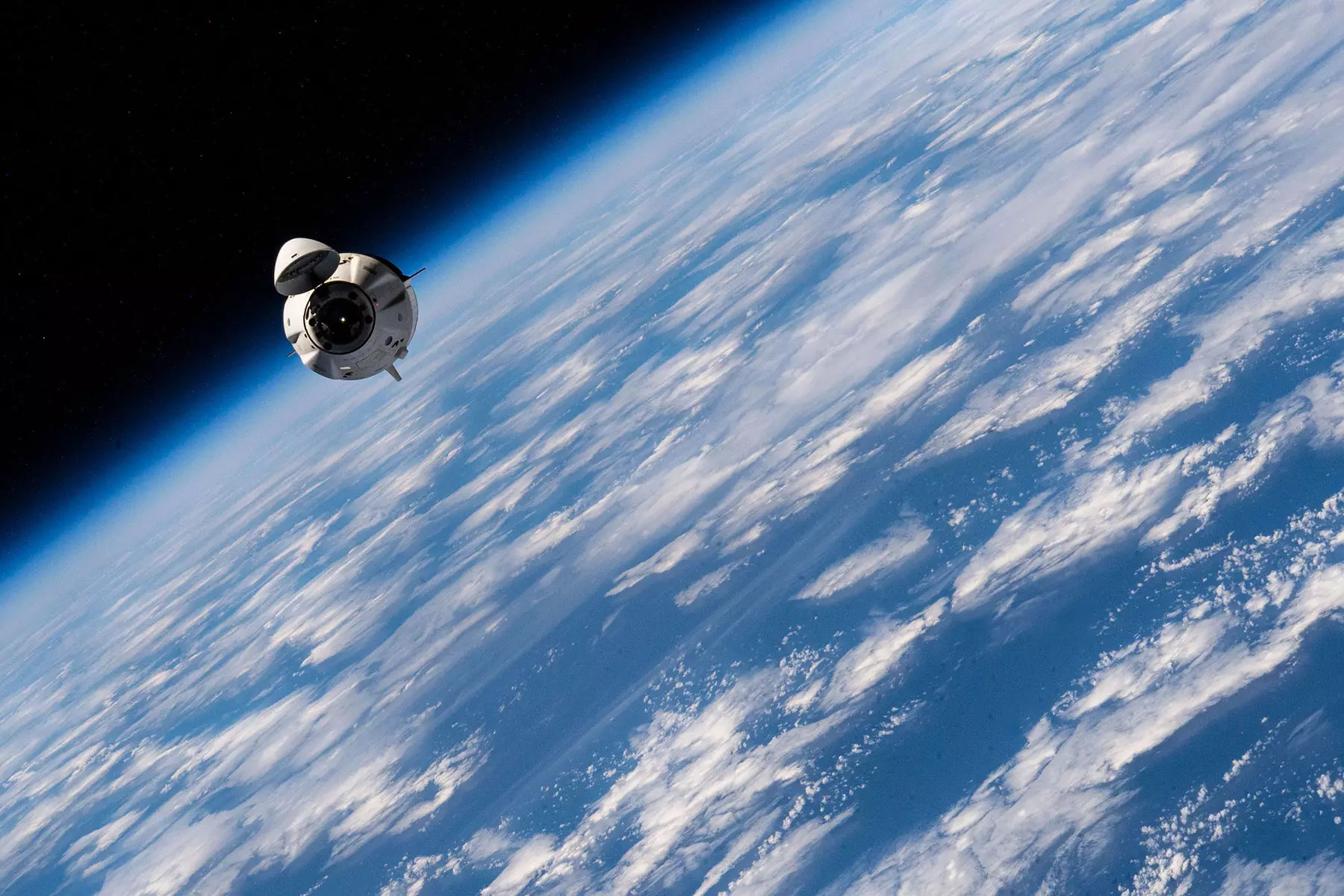 Pogled na kapsulo posadke SpaceX, ki se približuje mednarodni vesoljski postaji