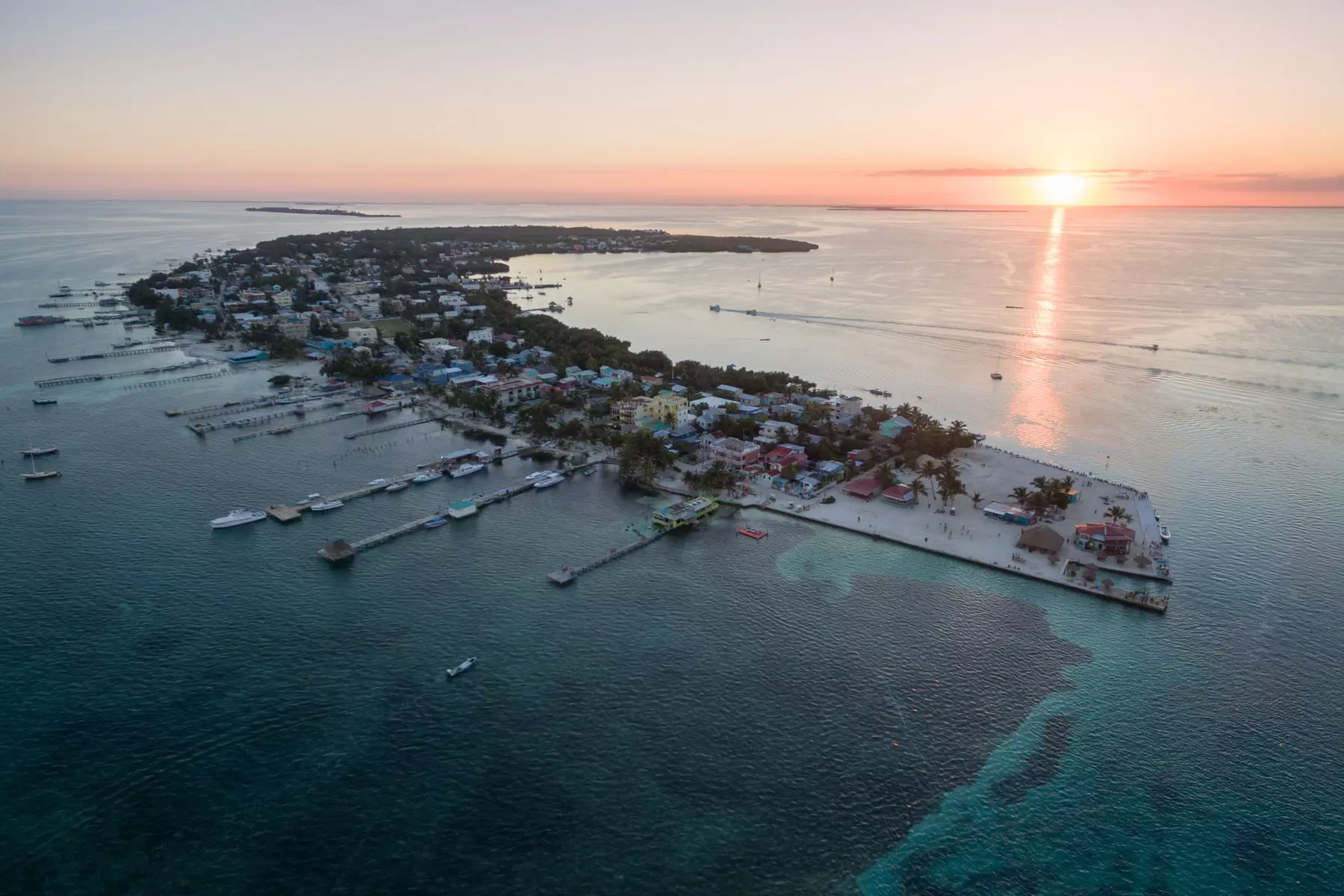 Caye Caulker-eiland in Belize tydens sonsondergang