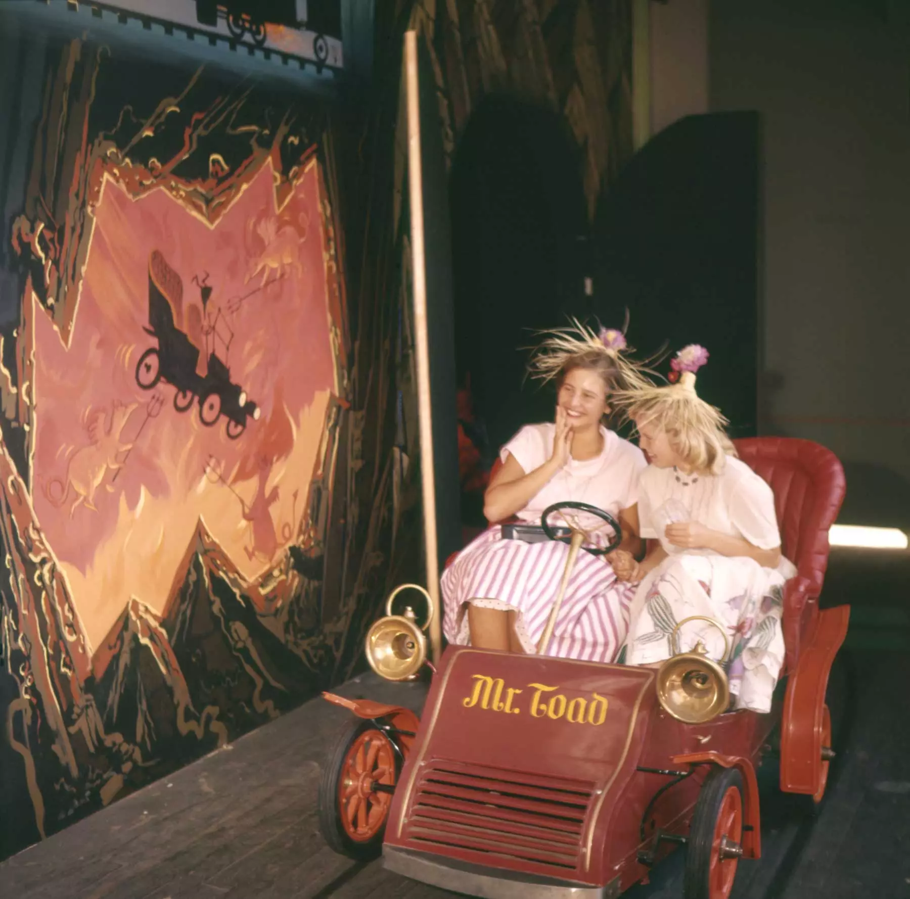 Chicas jóvenes montando la atracción 'Mr Toad Wild Ride', Disneyland, Anaheim, California, el 17 de julio de 1955.