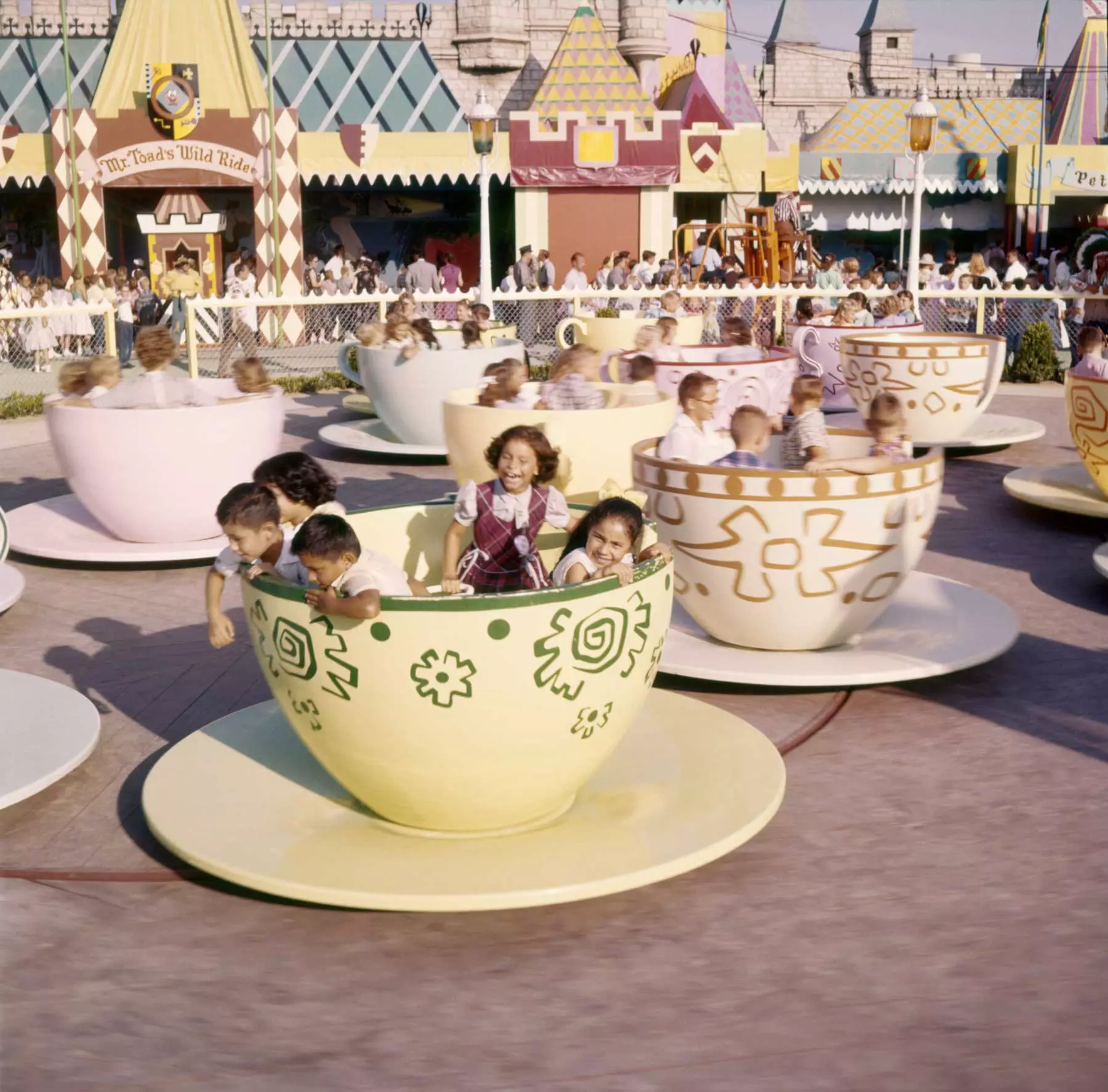 Puodeliai ir lėkštės pripildyti vaikų „Mad Hatter's Tea Party“ atrakcione Fantasyland, Disneilendo pramogų parke, Anaheime, Kalifornijoje.