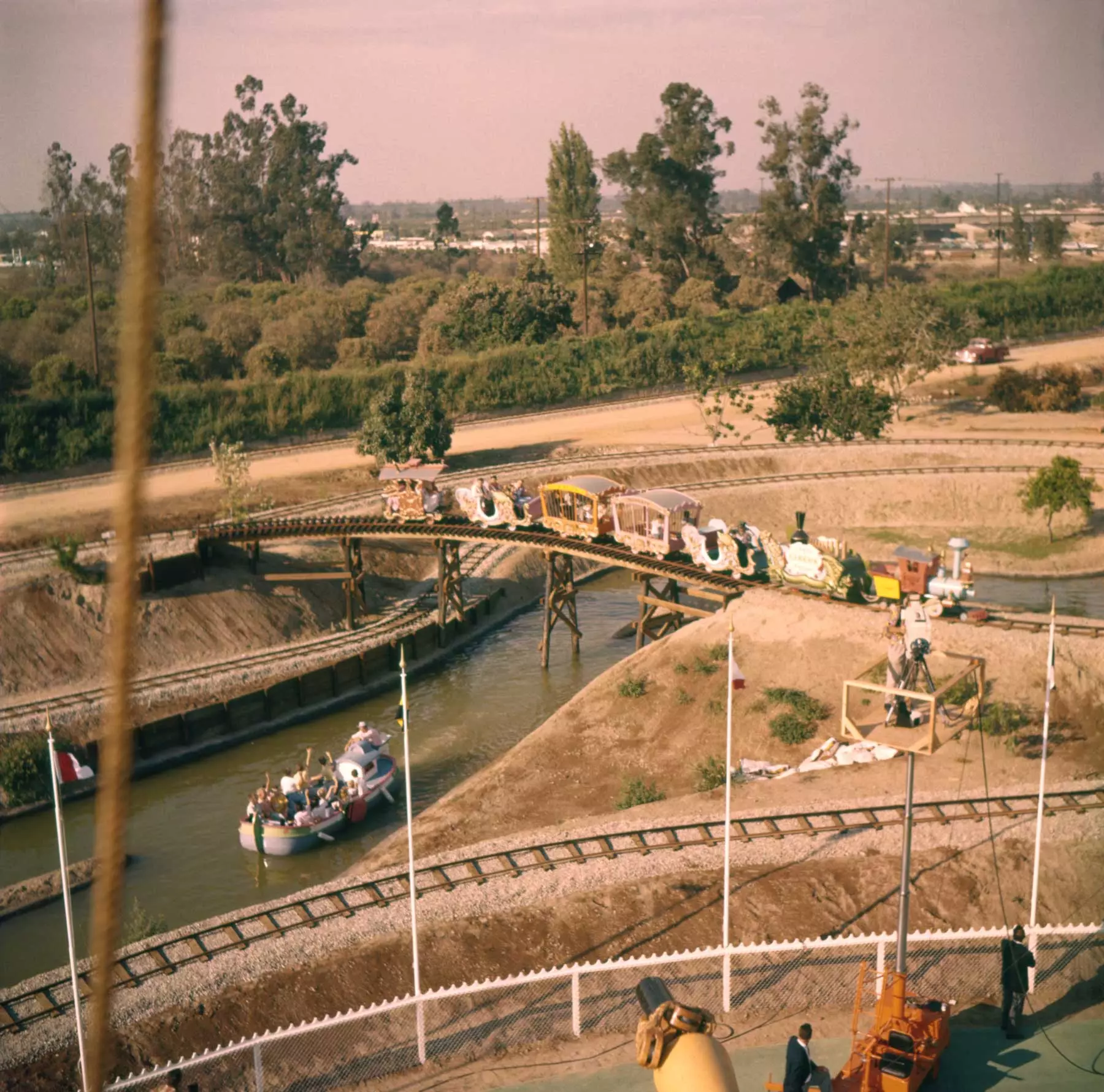 Paseo en 'Circus Train', una réplica exacta del 'Casey Jr.' tren utilizado en la película de Disney 'Dumbo', Anaheim, California, el 17 de julio de 1955.