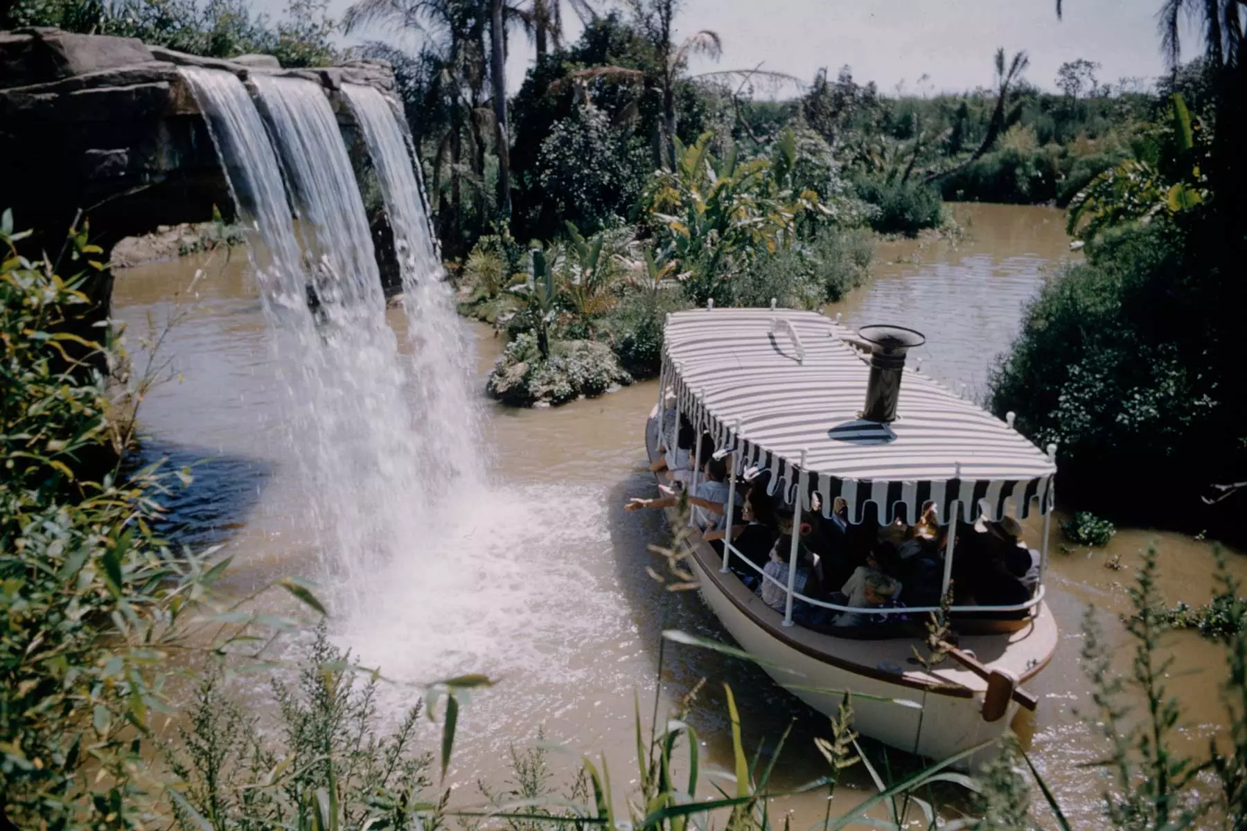 Animatronic တိရစ္ဆာန်များ ပါဝင်သည့် Disneyland ၏ 'Jungle Cruise'၊ Anaheim၊ California။