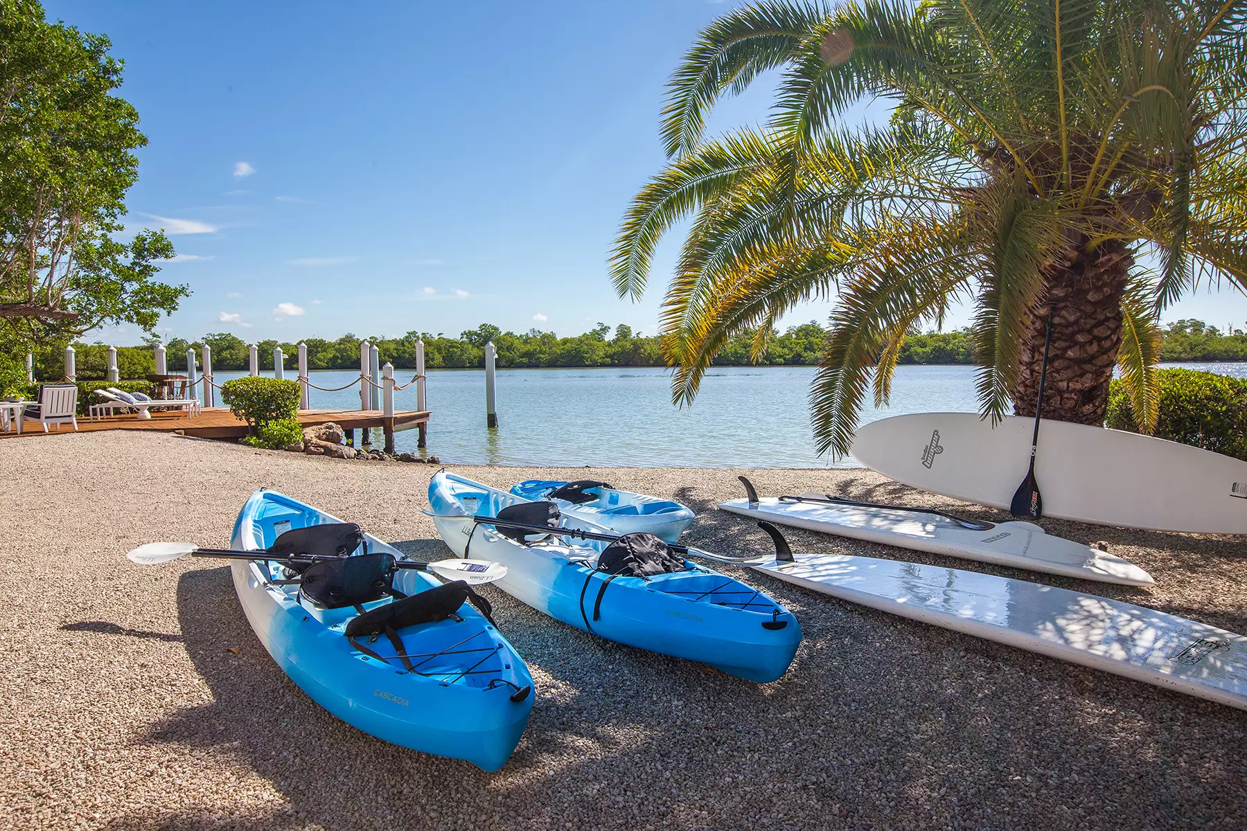 Ein Strand mit Kajaks im Sea Oats Luxury Estate