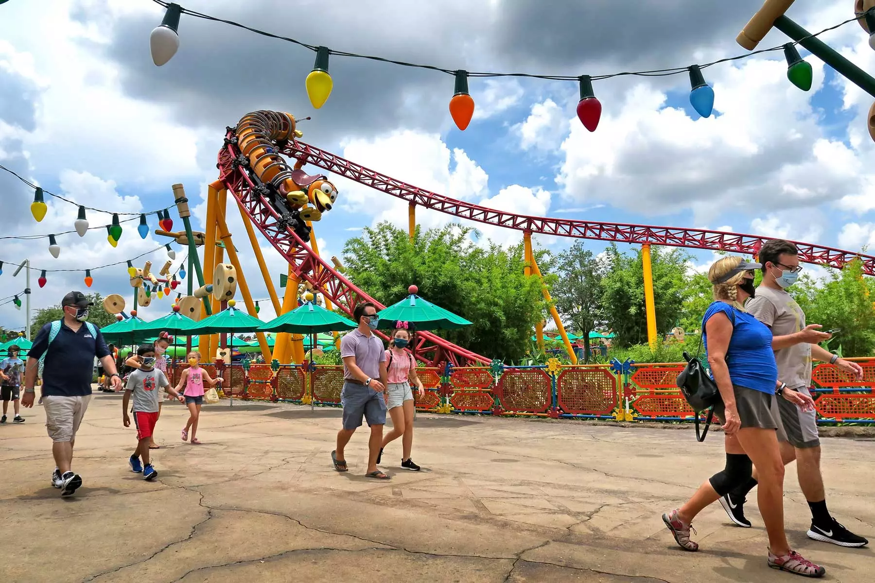 Vieraat kävelevät Slinky Dog Dash -vuoristoradan ohi toisena päivänä, kun Disney's Hollywood Studios avataan uudelleen Walt Disney Worldissä Lake Buena Vistassa Floridassa torstaina 16. heinäkuuta 2020.