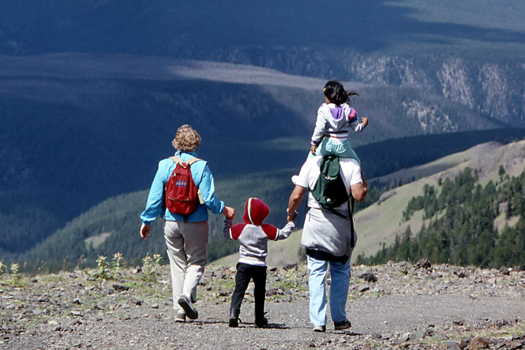 Hikers op Mt Washburn trail; 1987