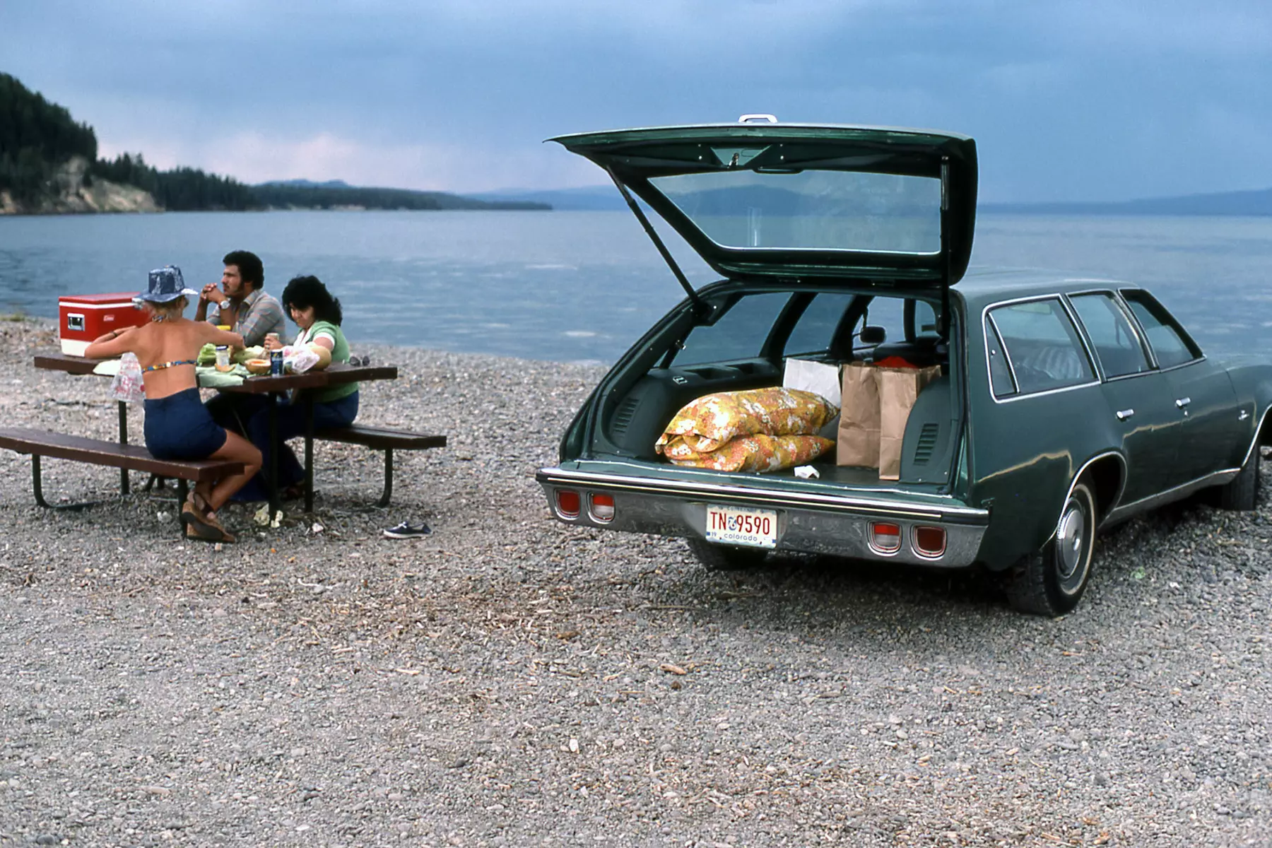 Pelawat berkelah di sepanjang pantai Tasik Yellowstone; 1977