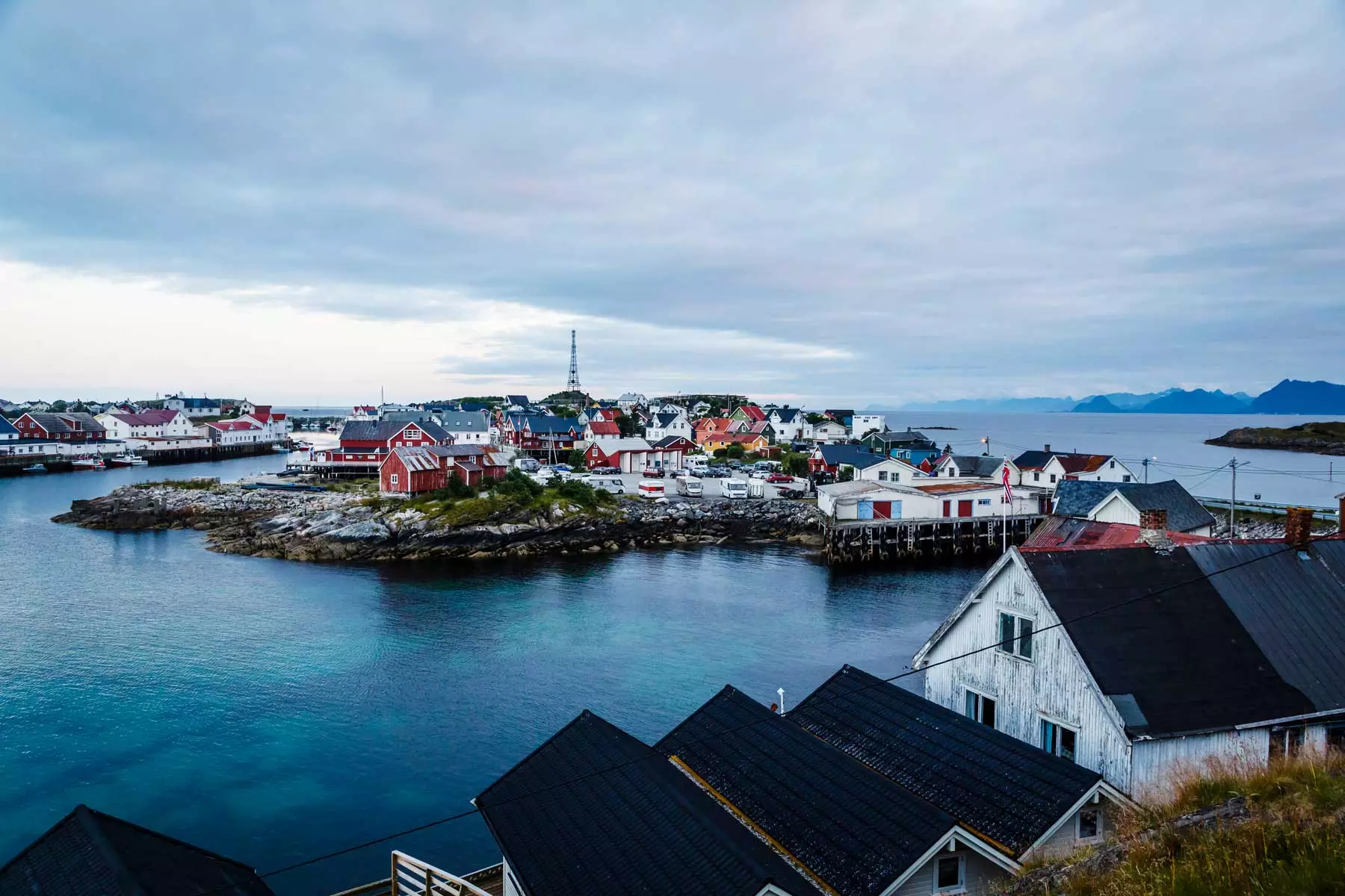 Kauyen Henningsvaer a tsibirin Lofoten na Norway