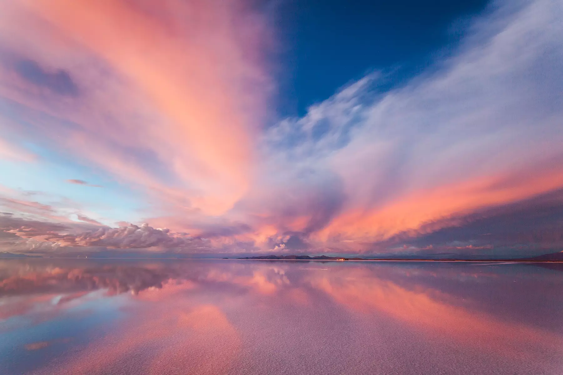 Imibala emihle yokushona kwelanga phezu kweSalar de Uyuni, eBolivia